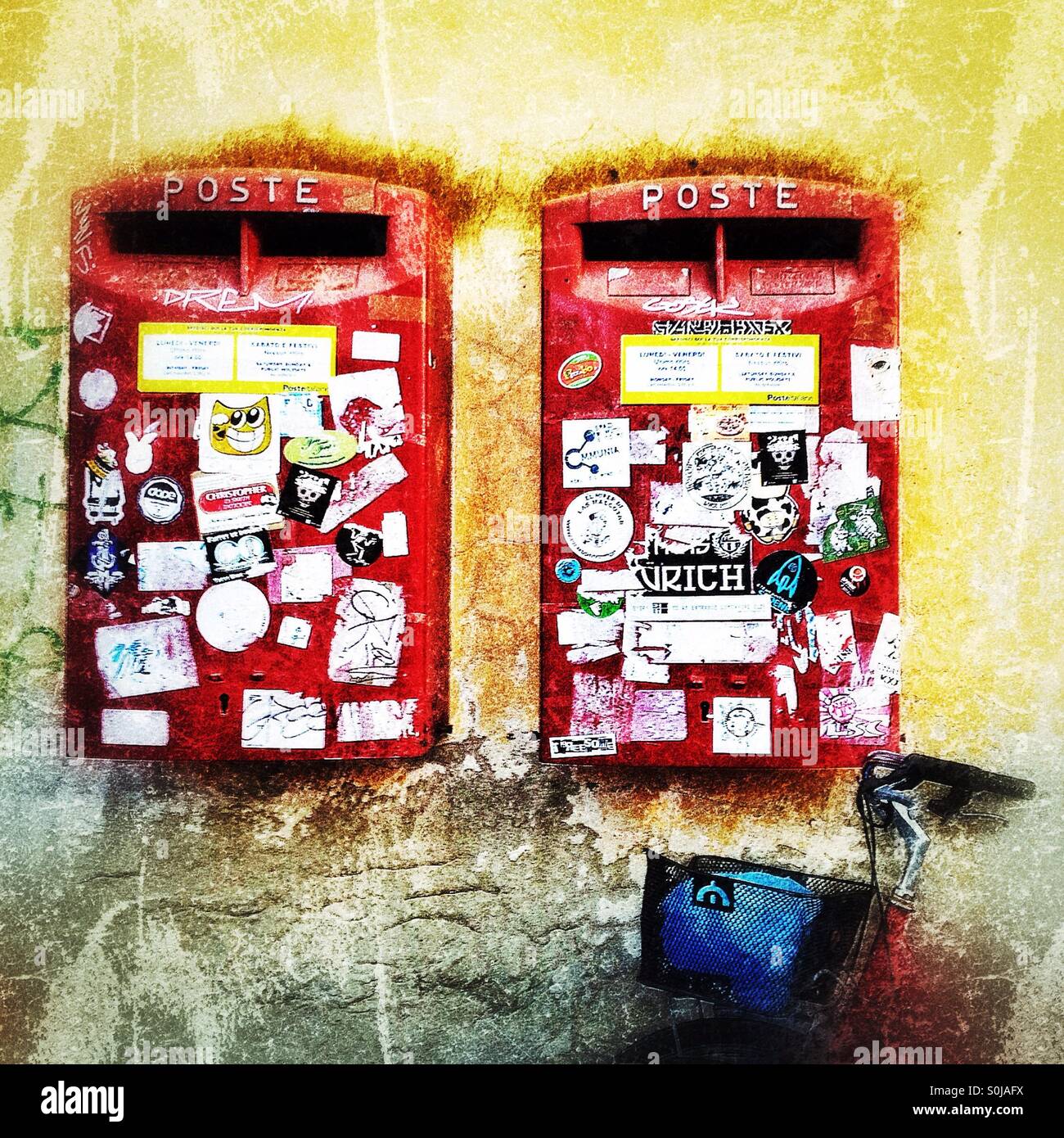 Red post boxes hi-res stock photography and images - Alamy