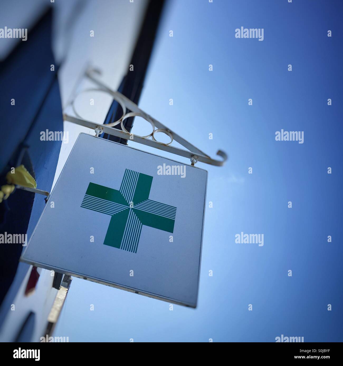 Pharmacy sign green cross hi-res stock photography and images - Alamy