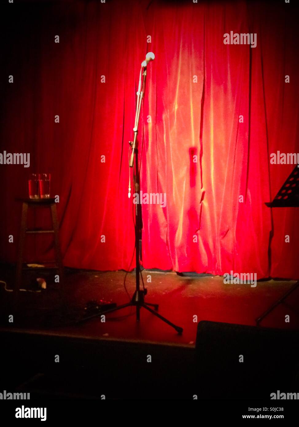 Empty stage microphone hi-res stock photography and images - Alamy
