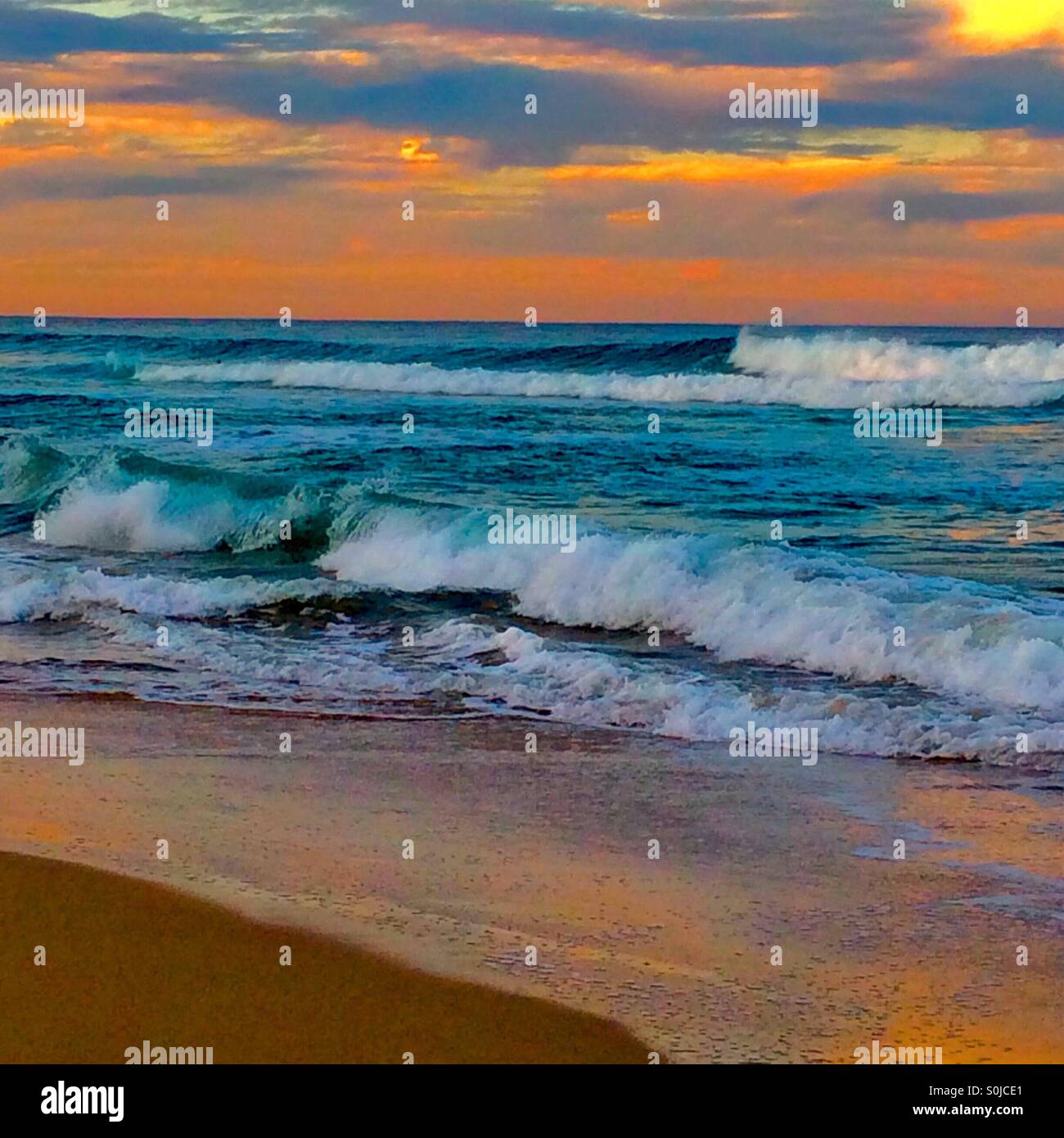 Ocean waves sunset hi-res stock photography and images - Alamy