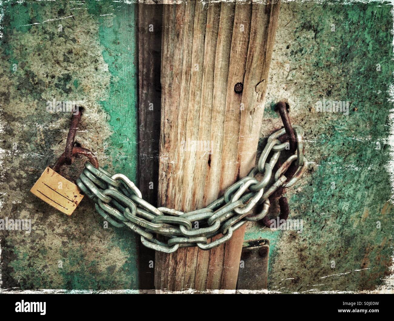 Lock and chain Stock Photo - Alamy