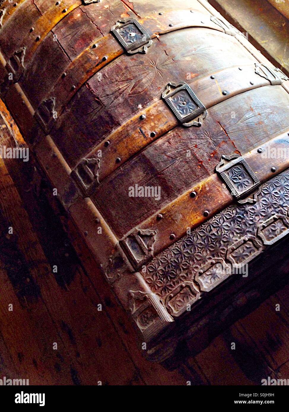 Old wooden chest Stock Photo - Alamy