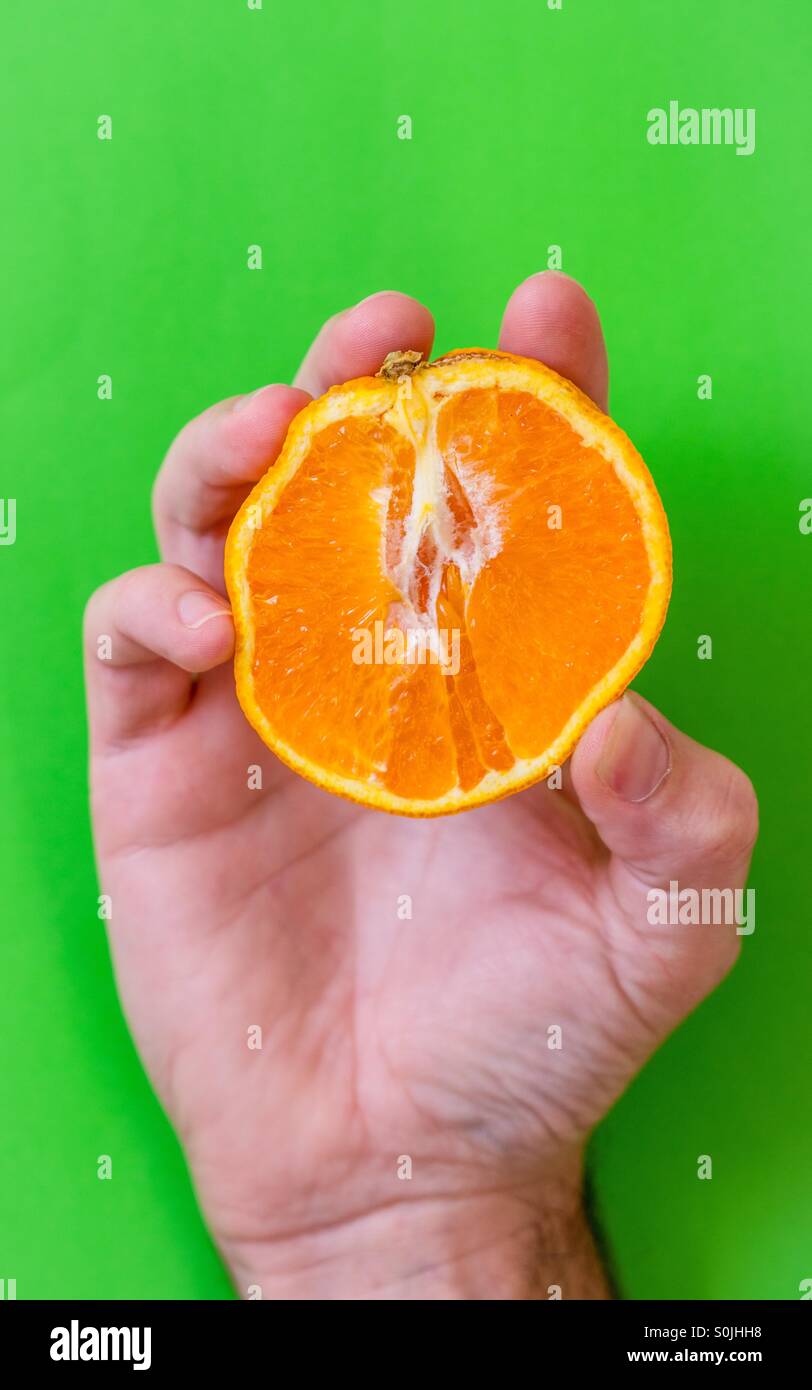 Hand holding half orange hi-res stock photography and images - Alamy