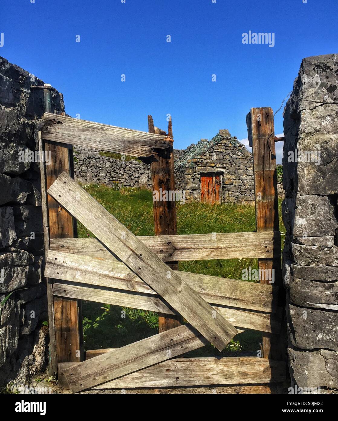 Broken gate hi-res stock photography and images - Alamy
