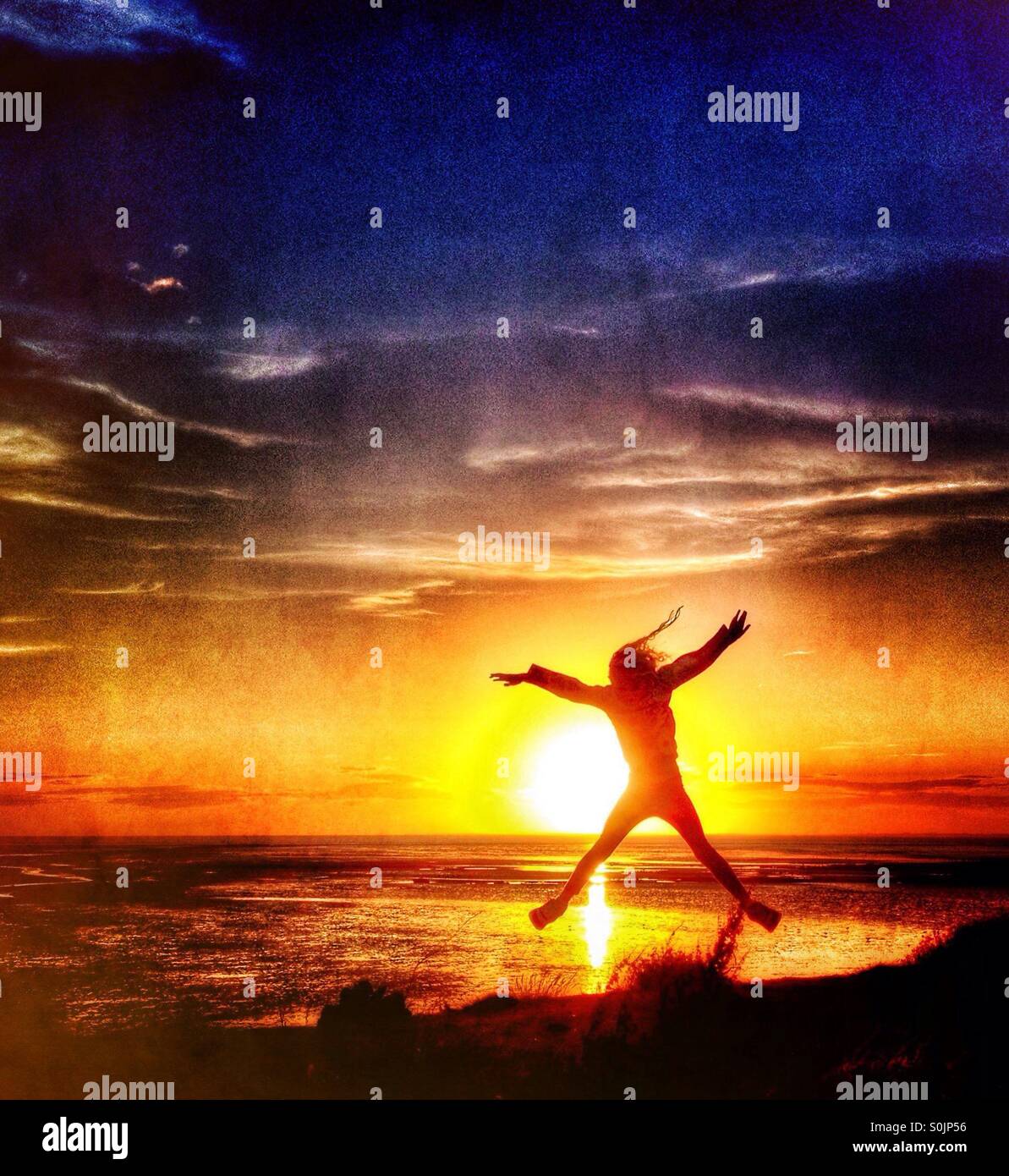 Leaping silhouette hi-res stock photography and images - Alamy