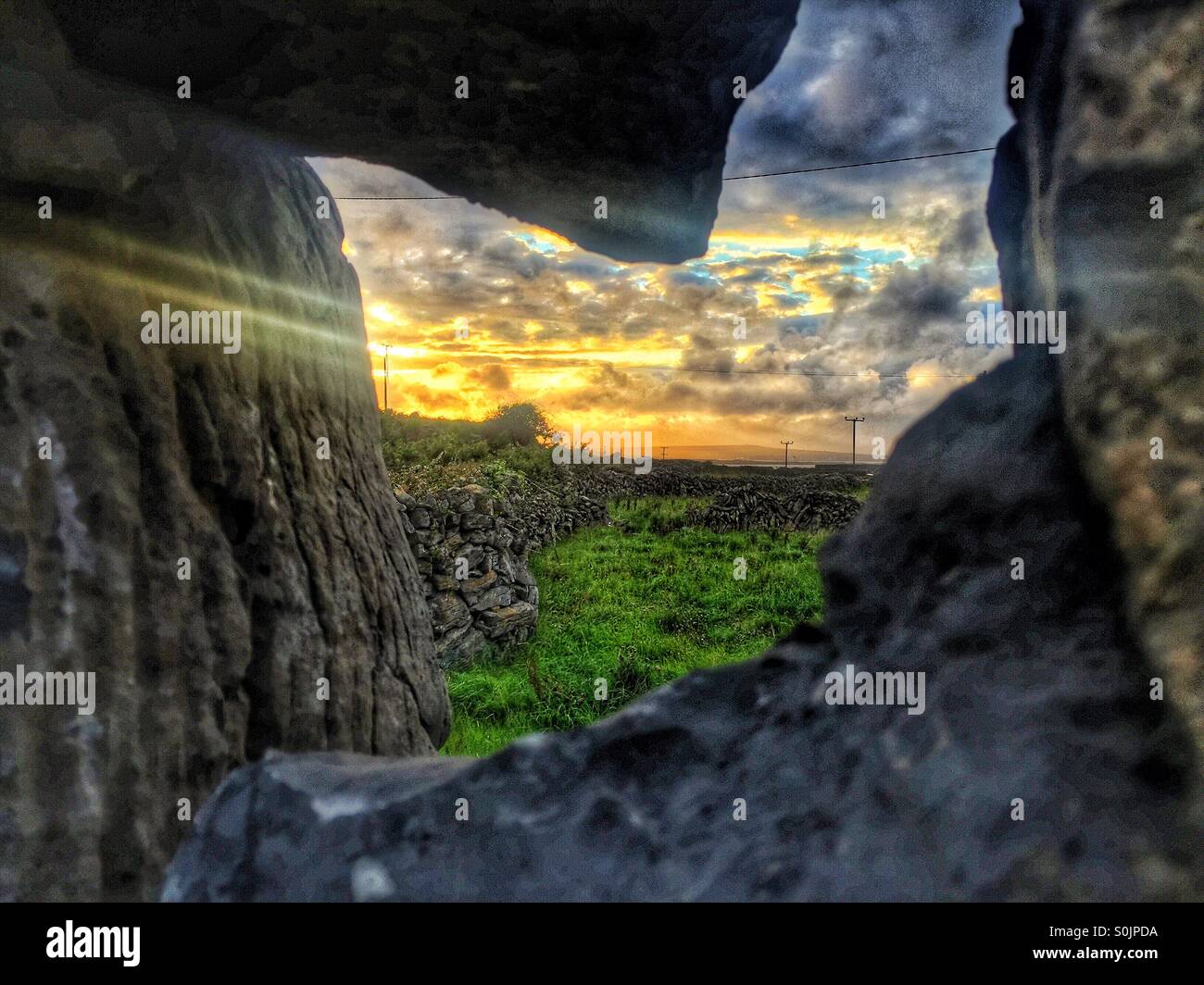 Sunset through rocks hi-res stock photography and images - Alamy