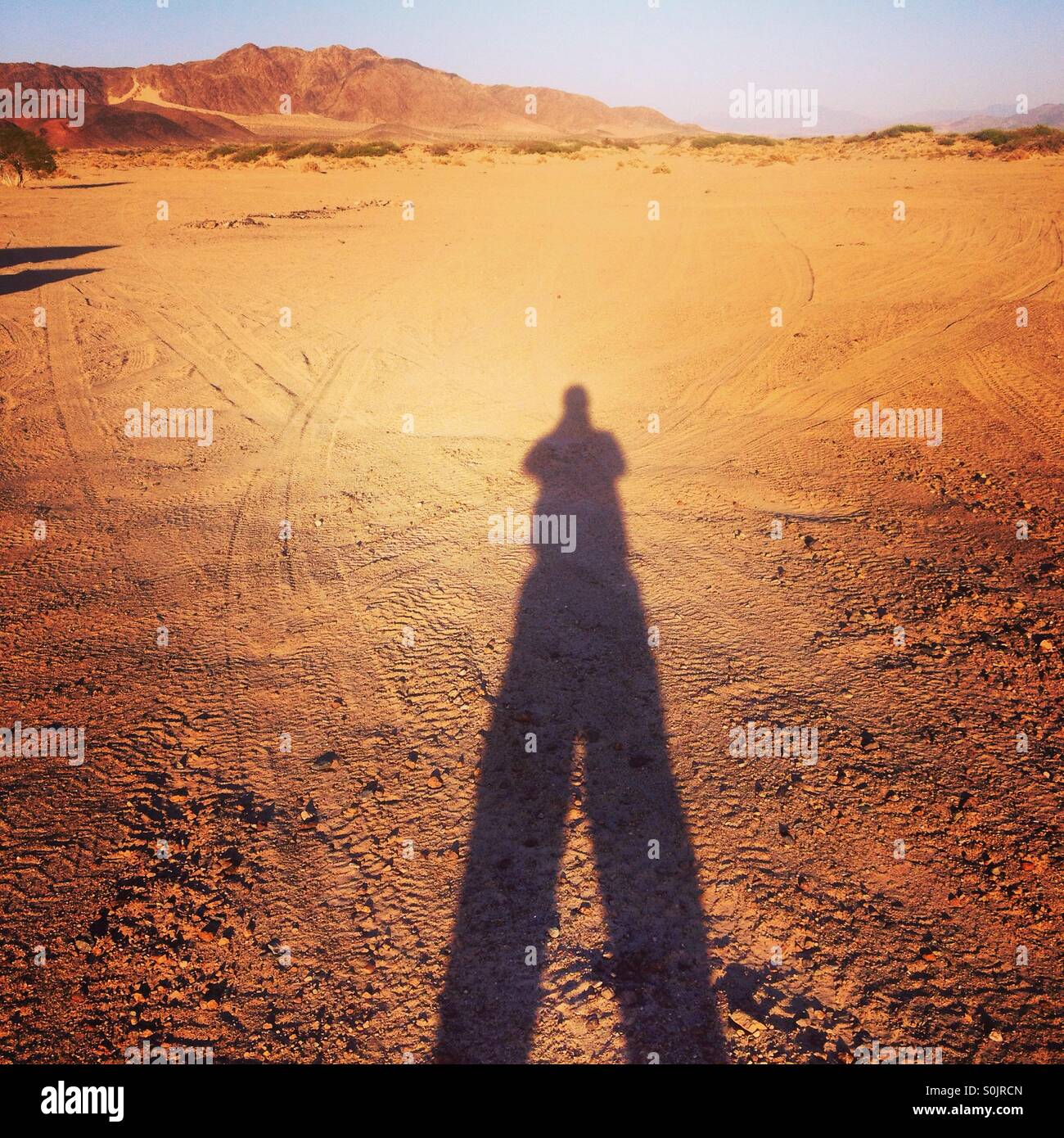 Desert alone hi-res stock photography and images - Alamy