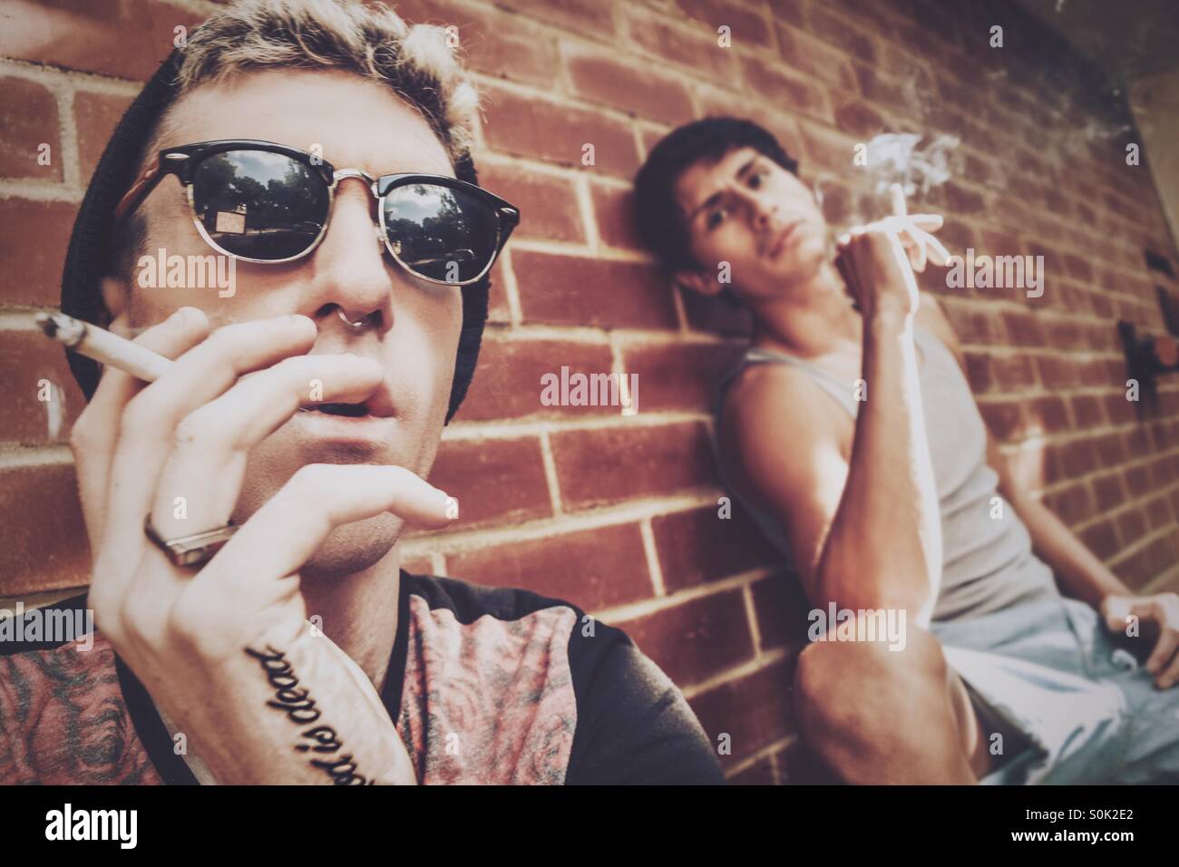 Kids smoking hi-res stock photography and images - Alamy