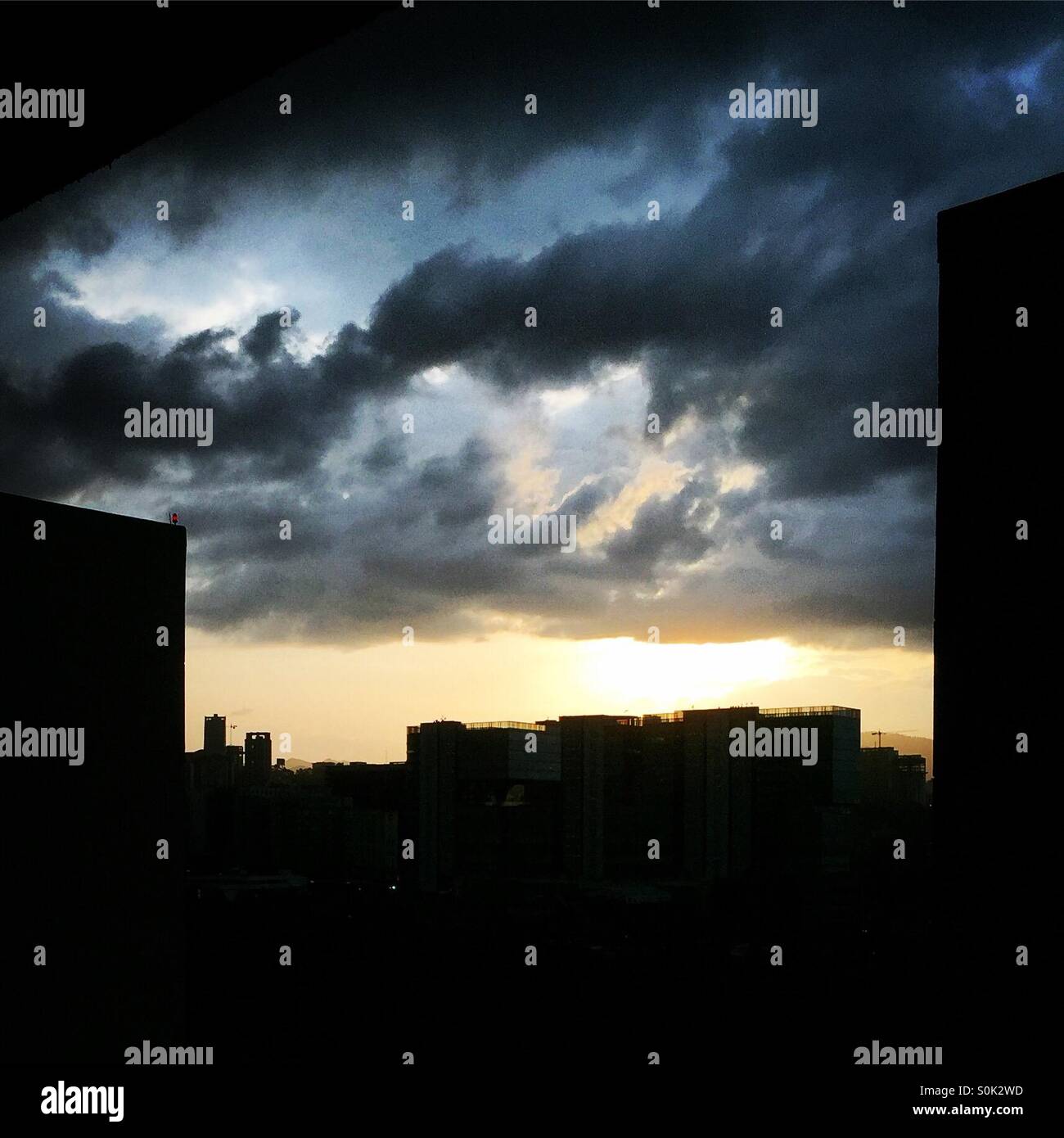 Buildings silhouettes hi-res stock photography and images - Alamy