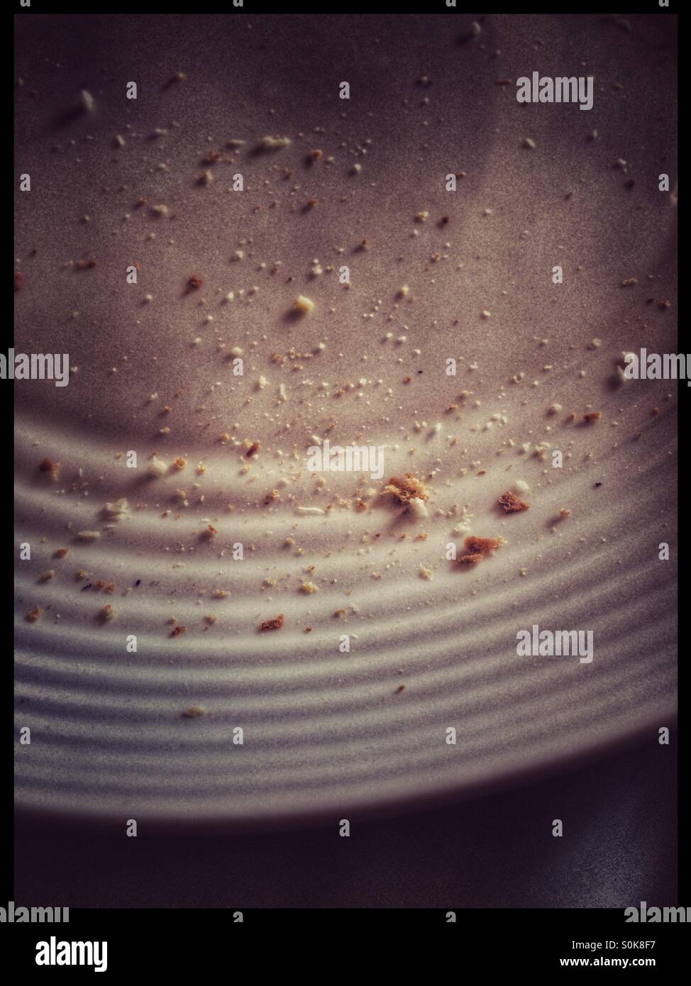 Crumbs on empty plate Stock Photo - Alamy