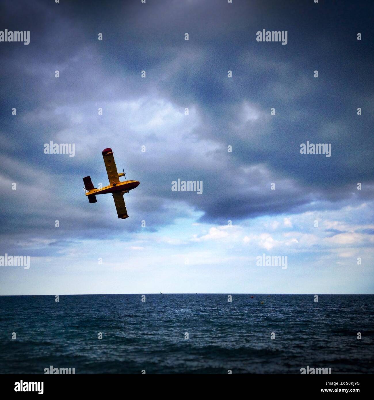 Aeroplane landing over water hi-res stock photography and images - Alamy