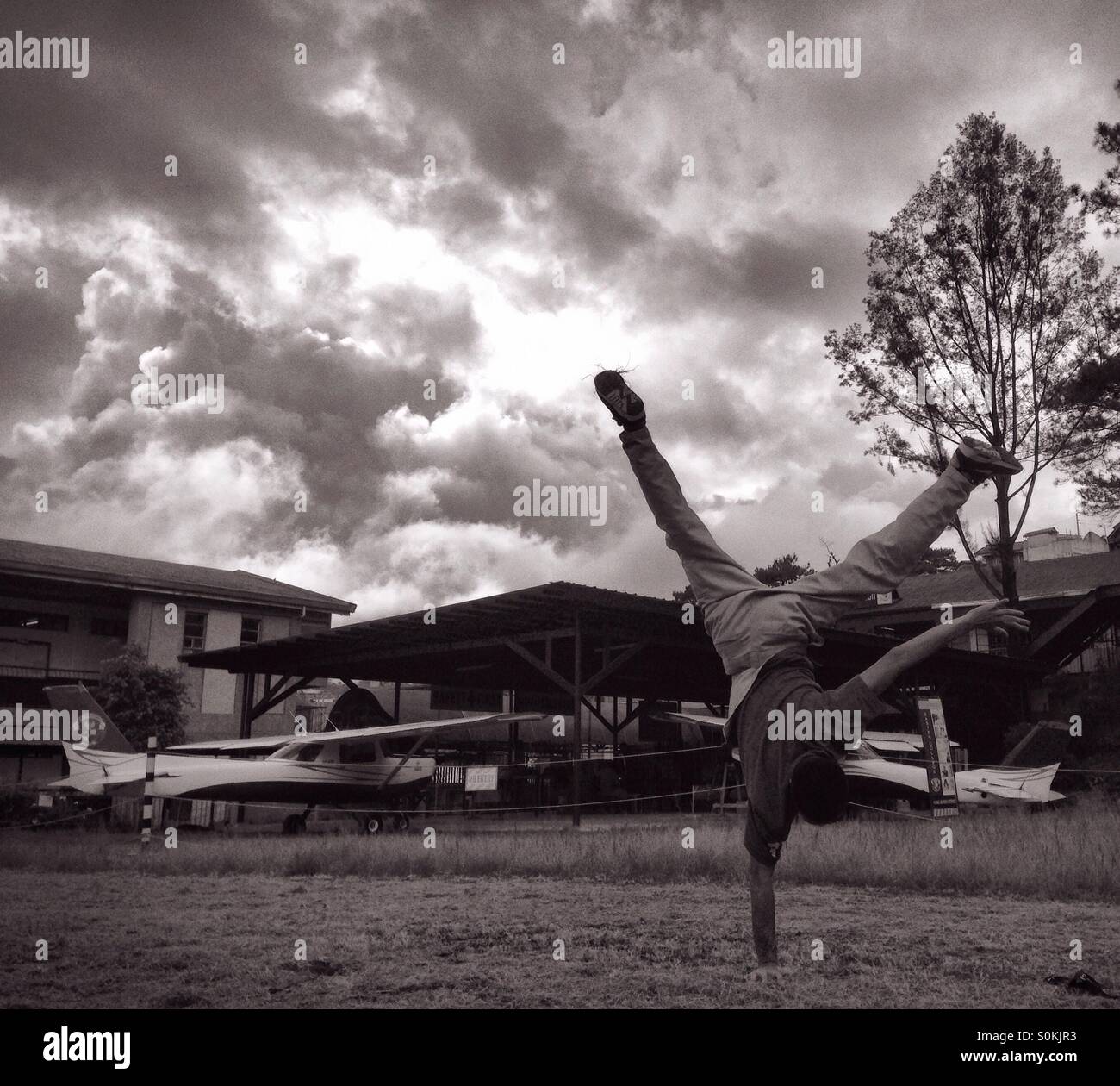 Hand stand hi-res stock photography and images - Alamy