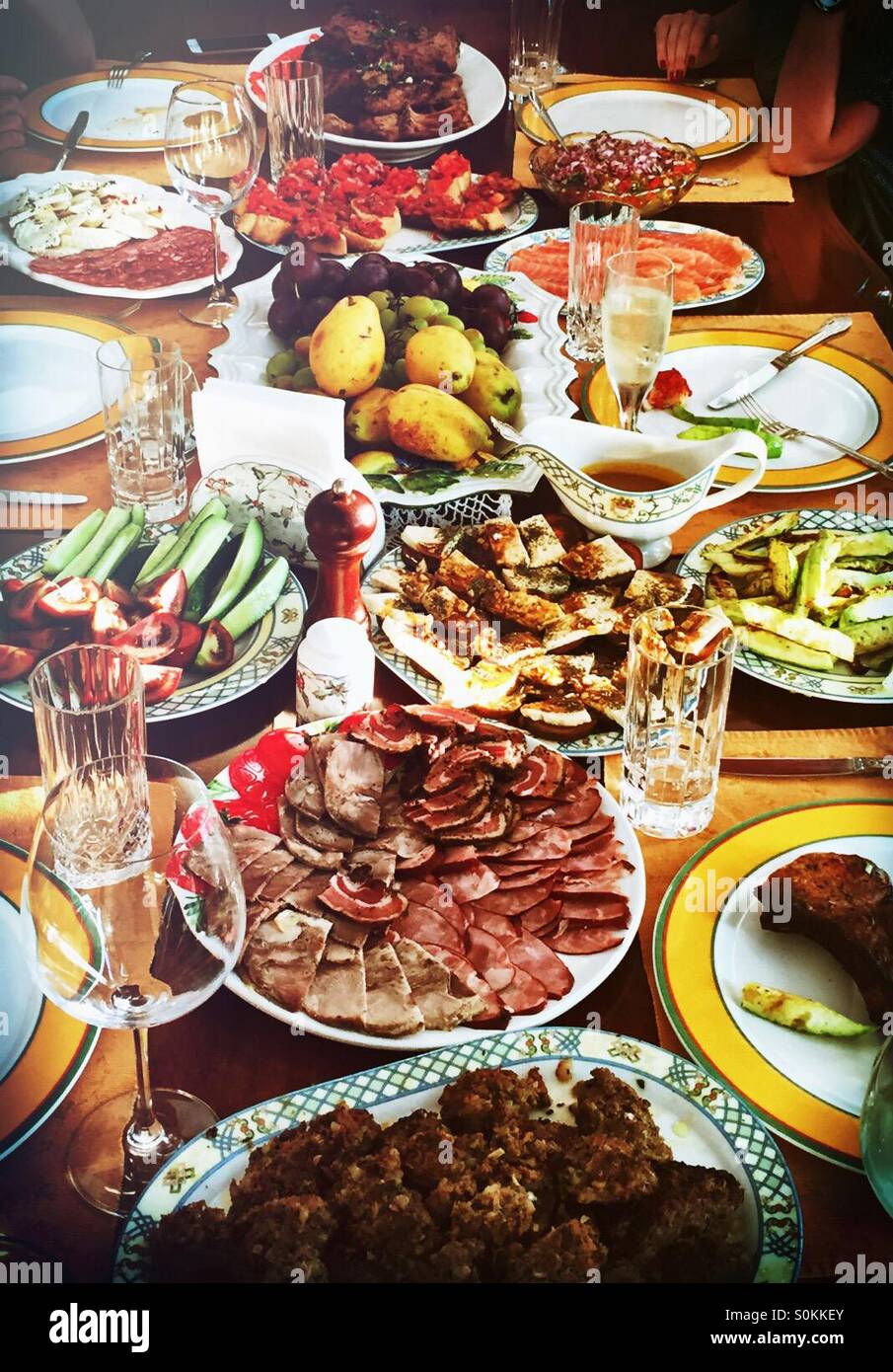 Feast table hi-res stock photography and images - Alamy