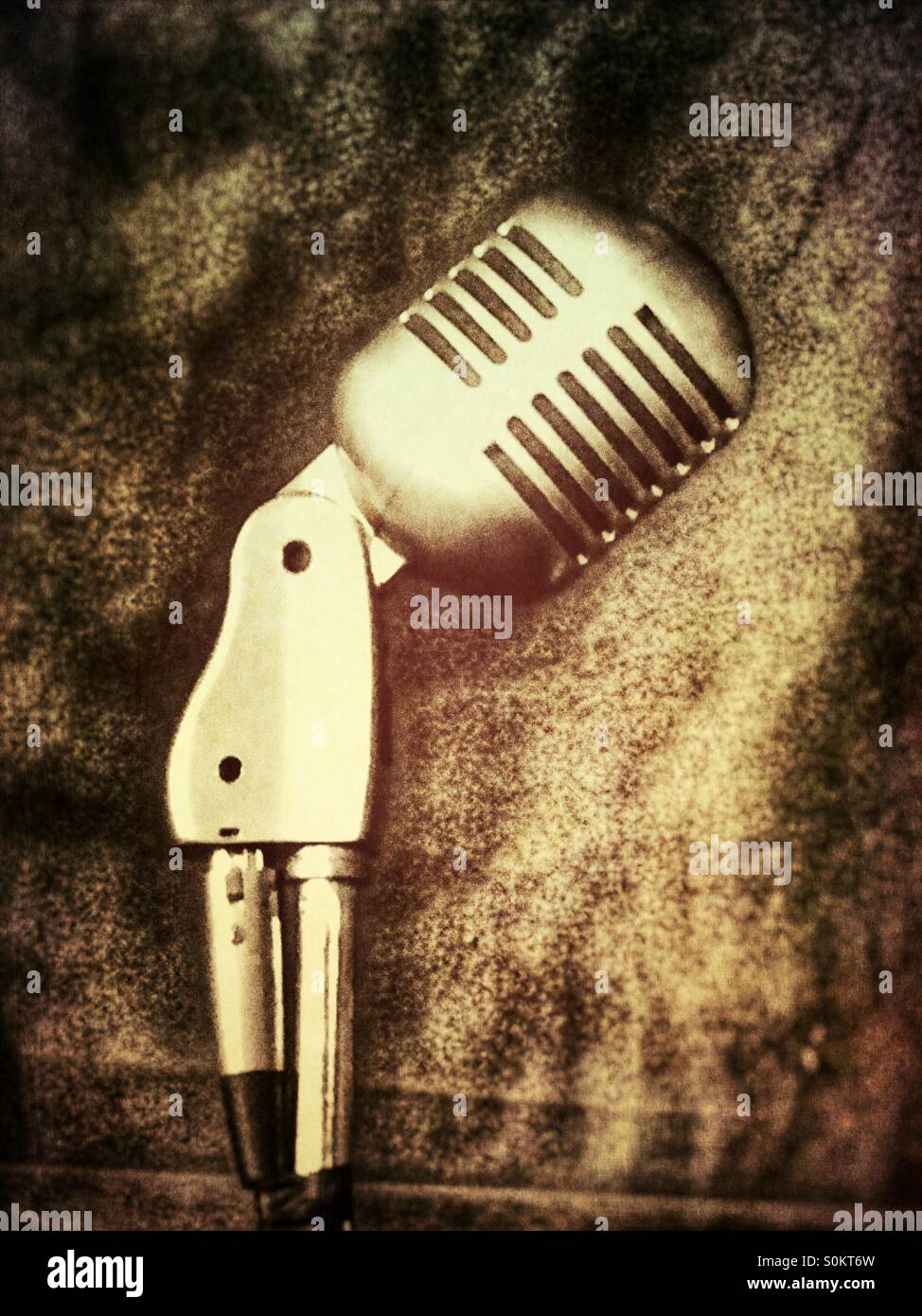 Vintage 50s microphone hi-res stock photography and images - Alamy