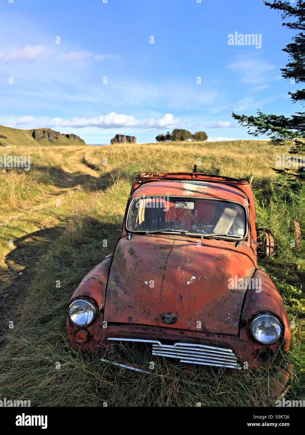 Run down old car hi-res stock photography and images - Alamy