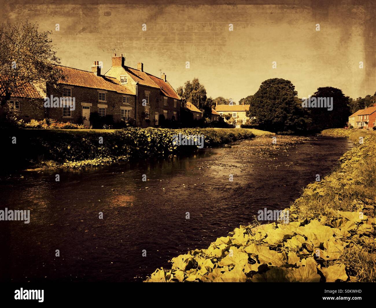 Old riverside cottages hi-res stock photography and images - Alamy