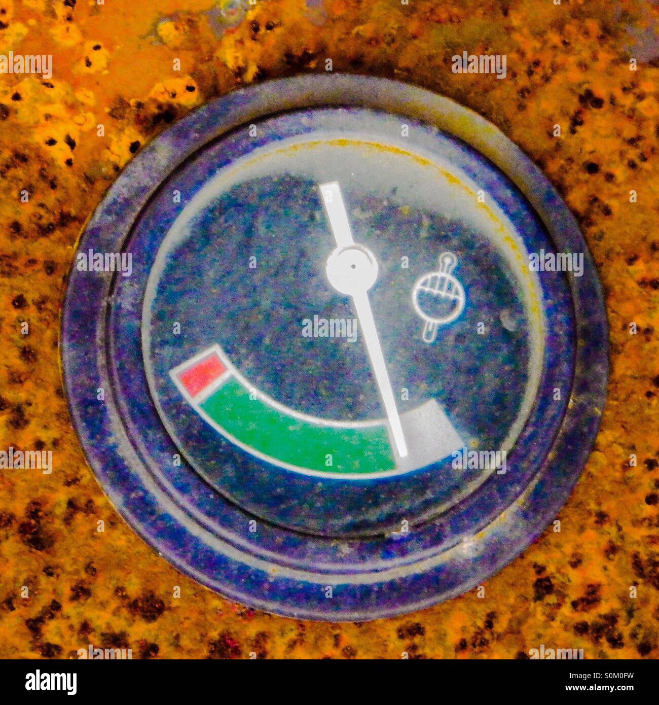 Round temperature gauge hi-res stock photography and images - Alamy