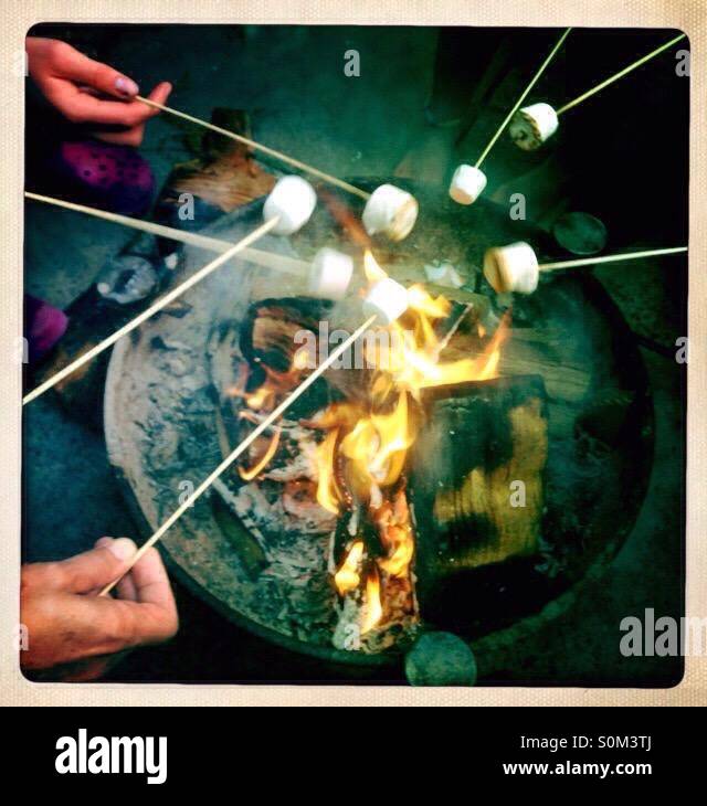 Toasting marshmallows hi-res stock photography and images - Alamy