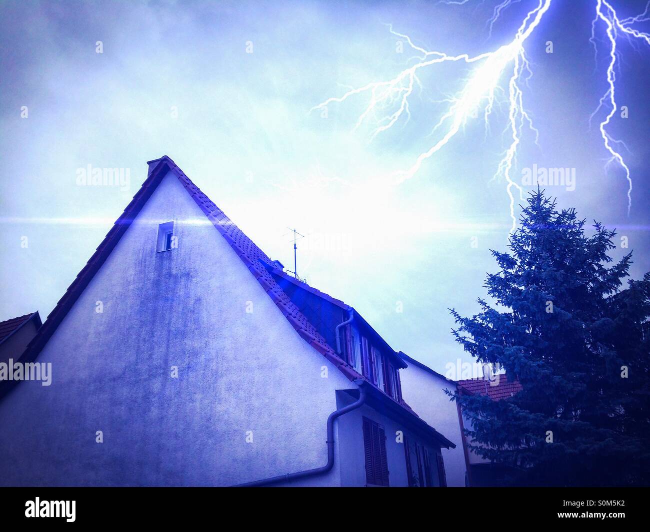Lightning strike building hi-res stock photography and images - Alamy