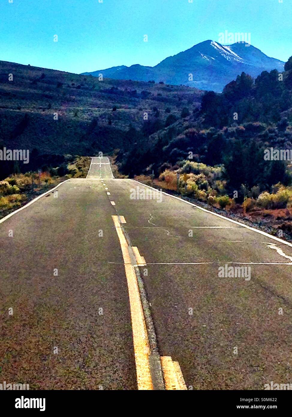 Empty road mountains hi-res stock photography and images - Alamy