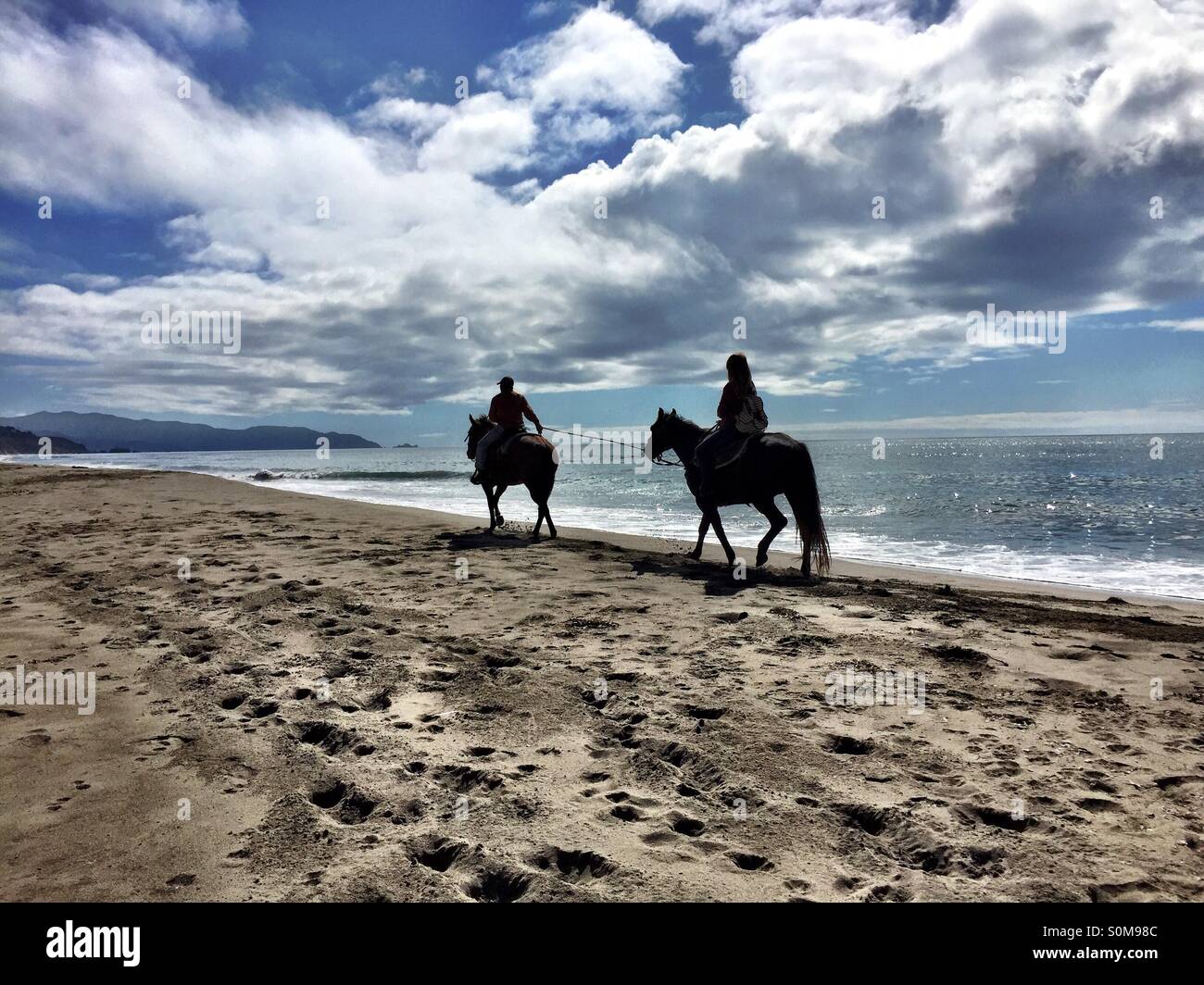 Two cowboys riding horses hi-res stock photography and images - Alamy