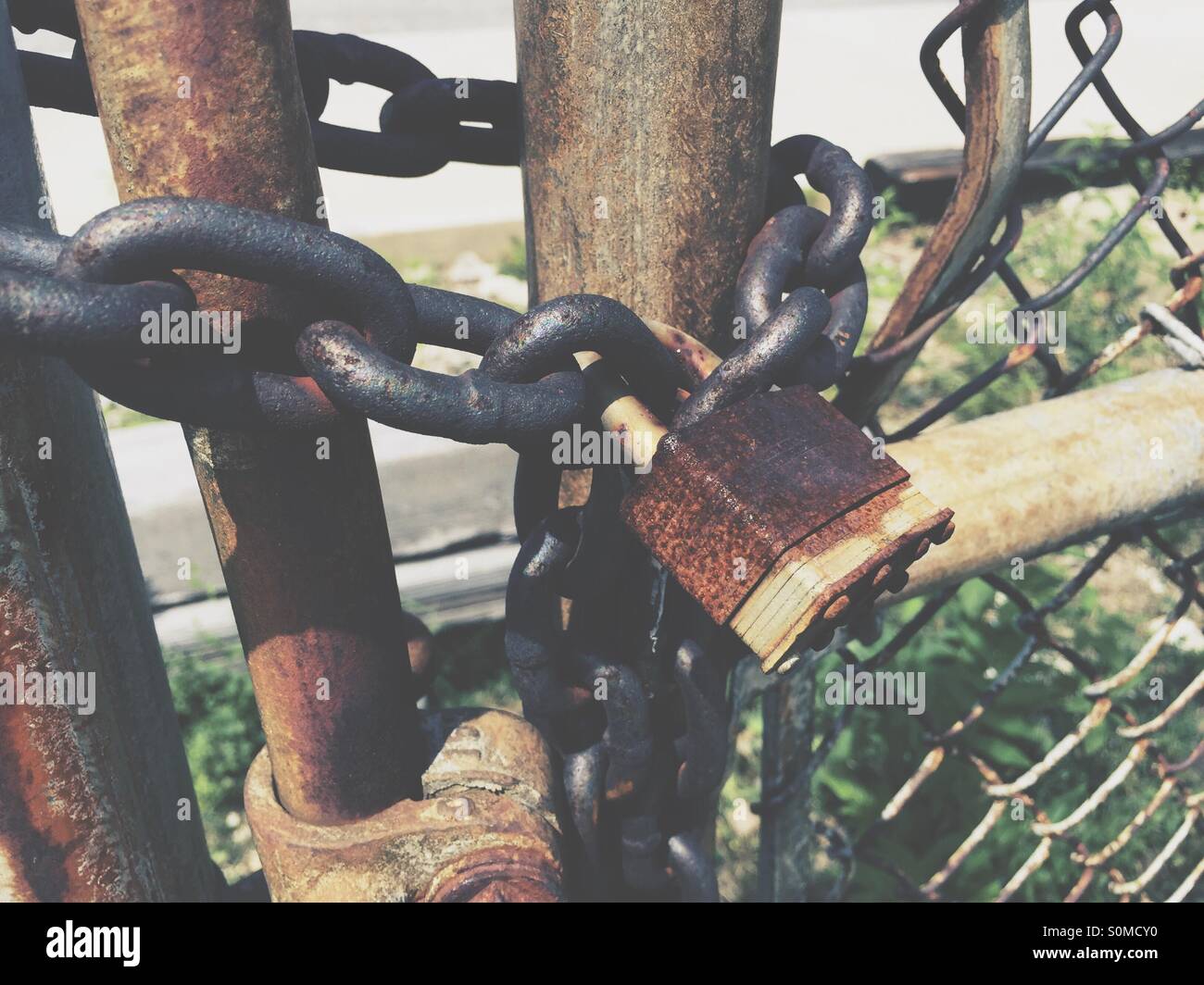 Iron fence lock hi-res stock photography and images - Alamy