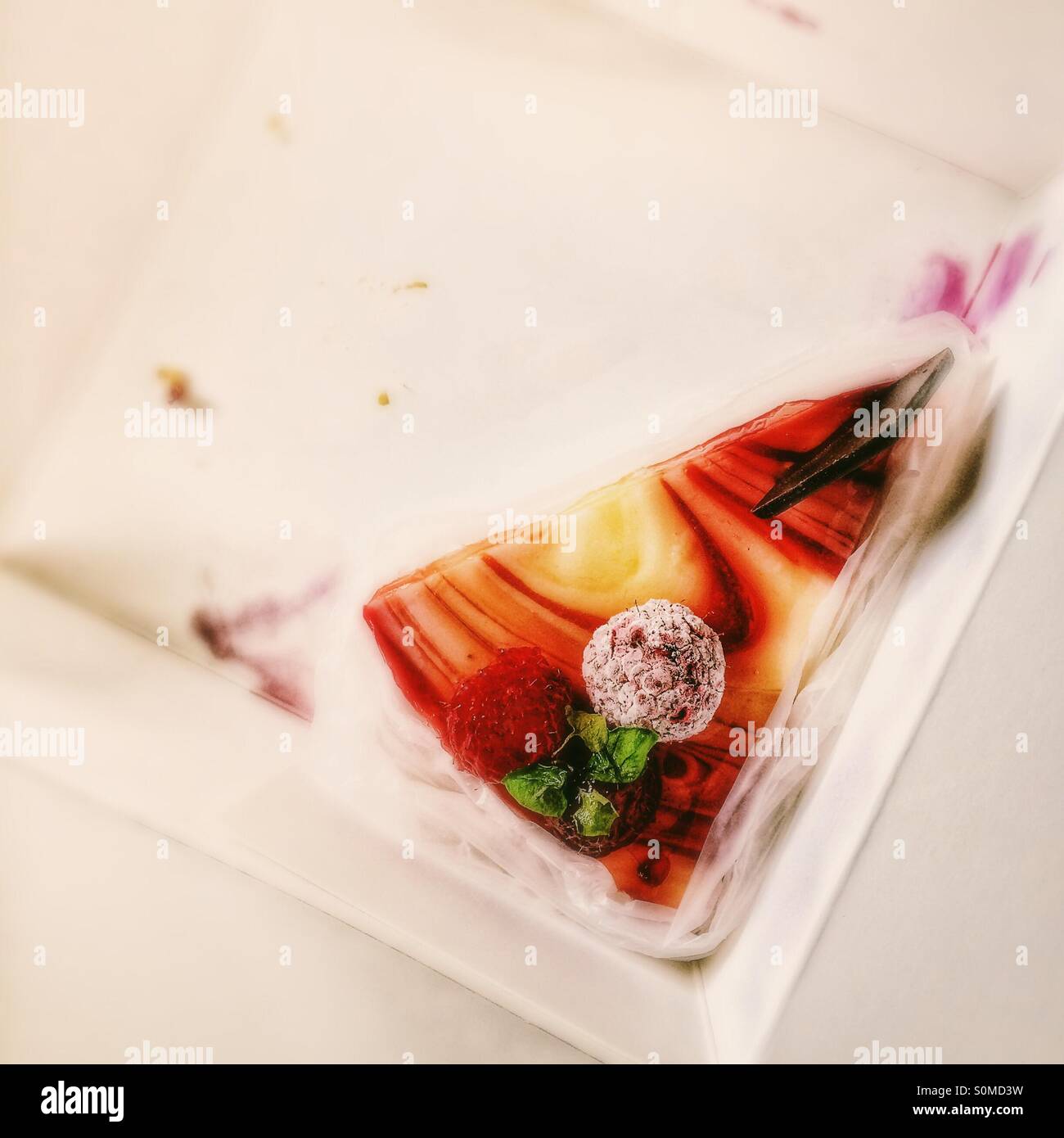 Last slice of cheese cake in a box Stock Photo - Alamy