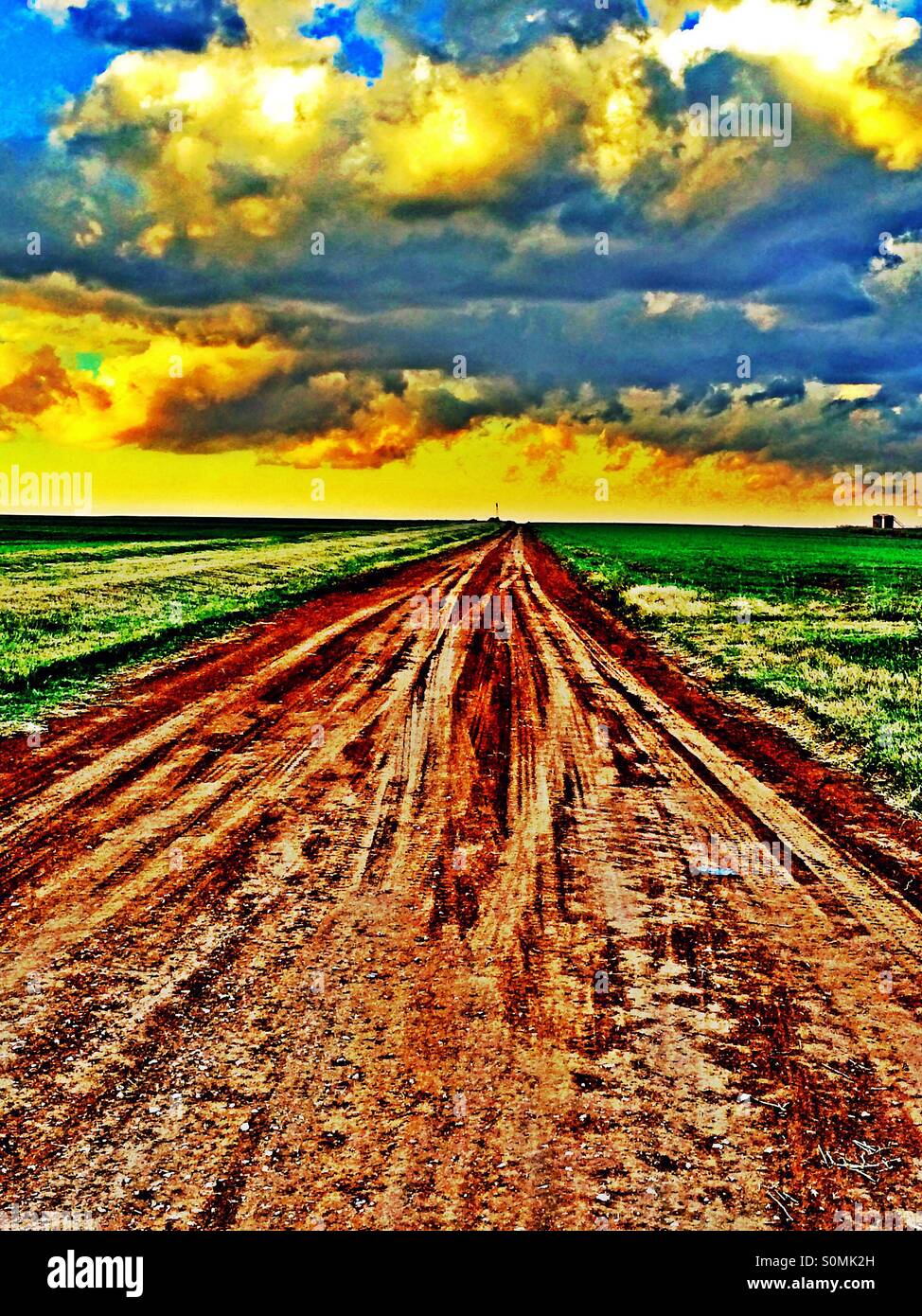 Old dirt road hi-res stock photography and images - Alamy