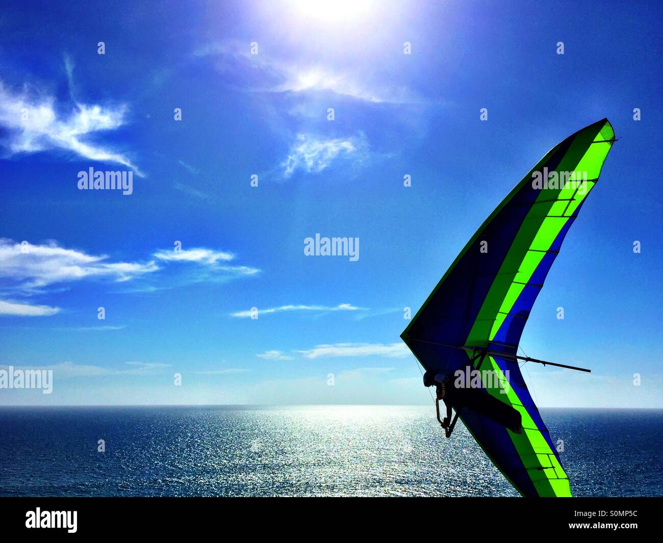 Hang gliding over ocean hi-res stock photography and images - Alamy
