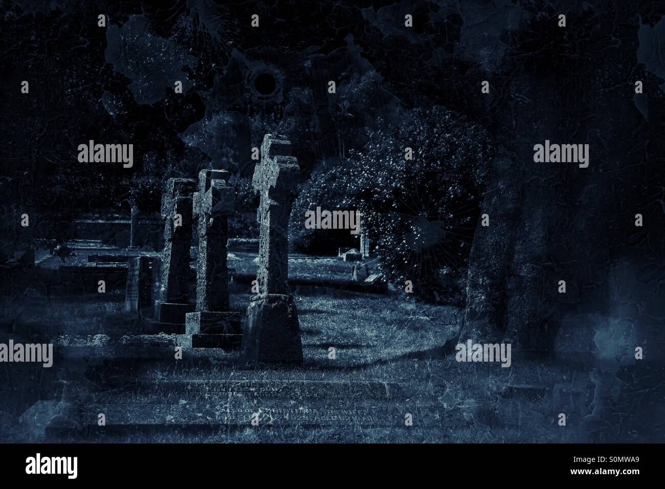 Scary graveyard hi-res stock photography and images - Alamy