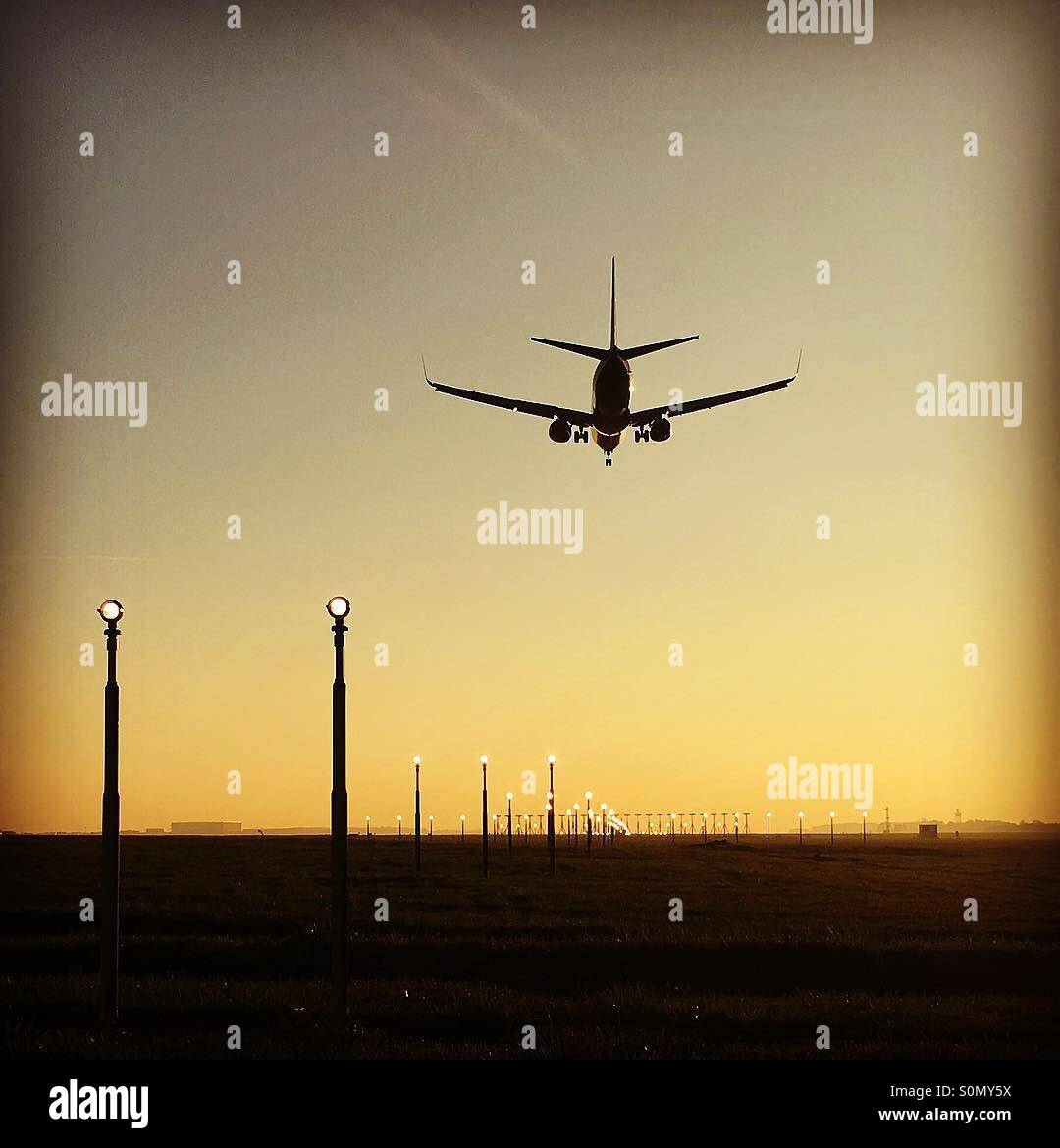 Airplane landing gear runway smartphone stock photos and images - Alamy