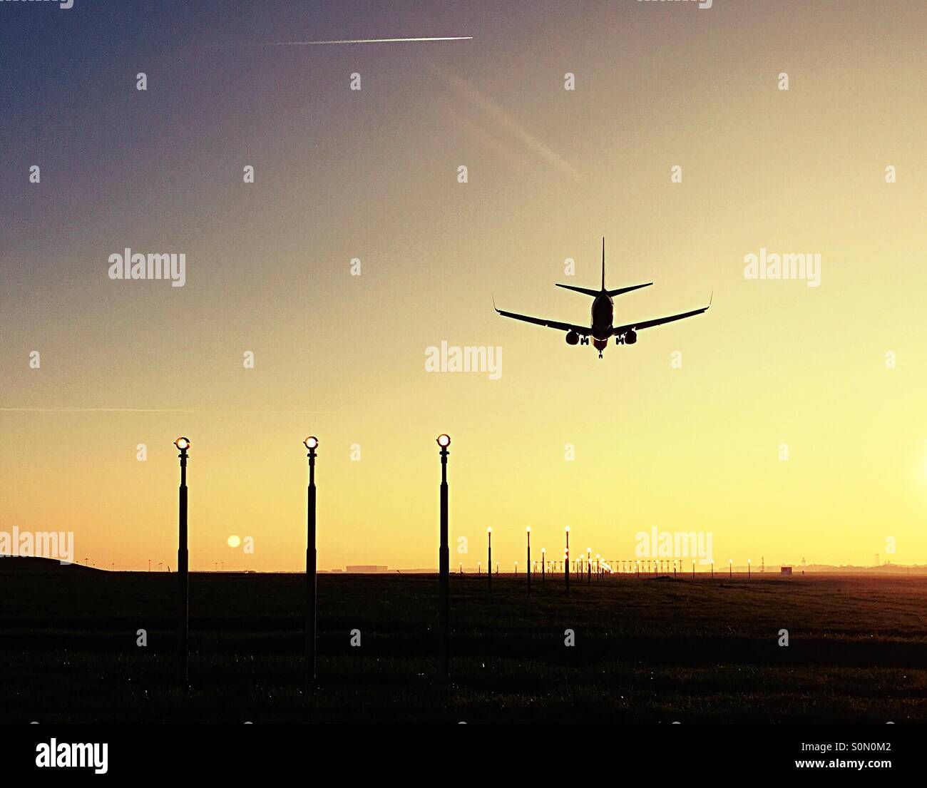 Airplane landing gear runway smartphone stock photos and images - Alamy
