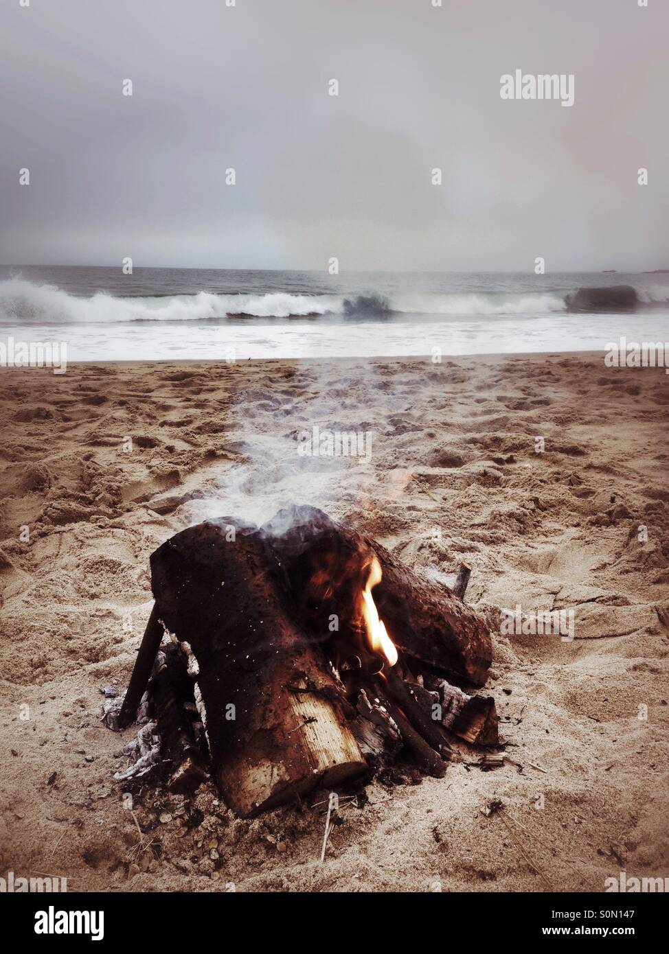 Bonfire on the beach hi-res stock photography and images - Alamy