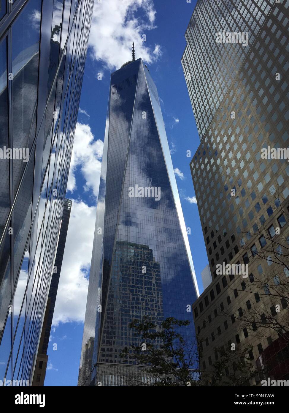 Clouds reflecting on One World Trade Center Stock Photo - Alamy