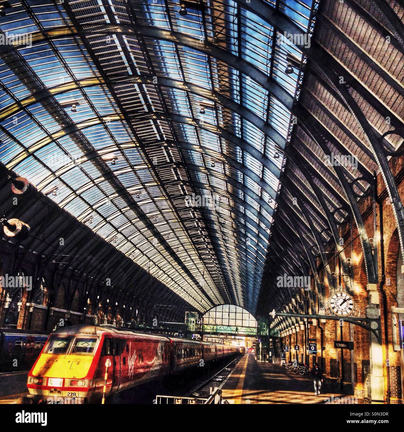 Train station kings cross platforms hi-res stock photography and images ...