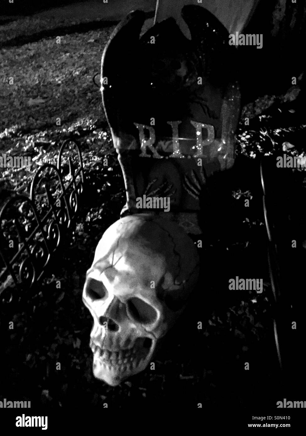 Headstone With Skull High Resolution Stock Photography and Images - Alamy