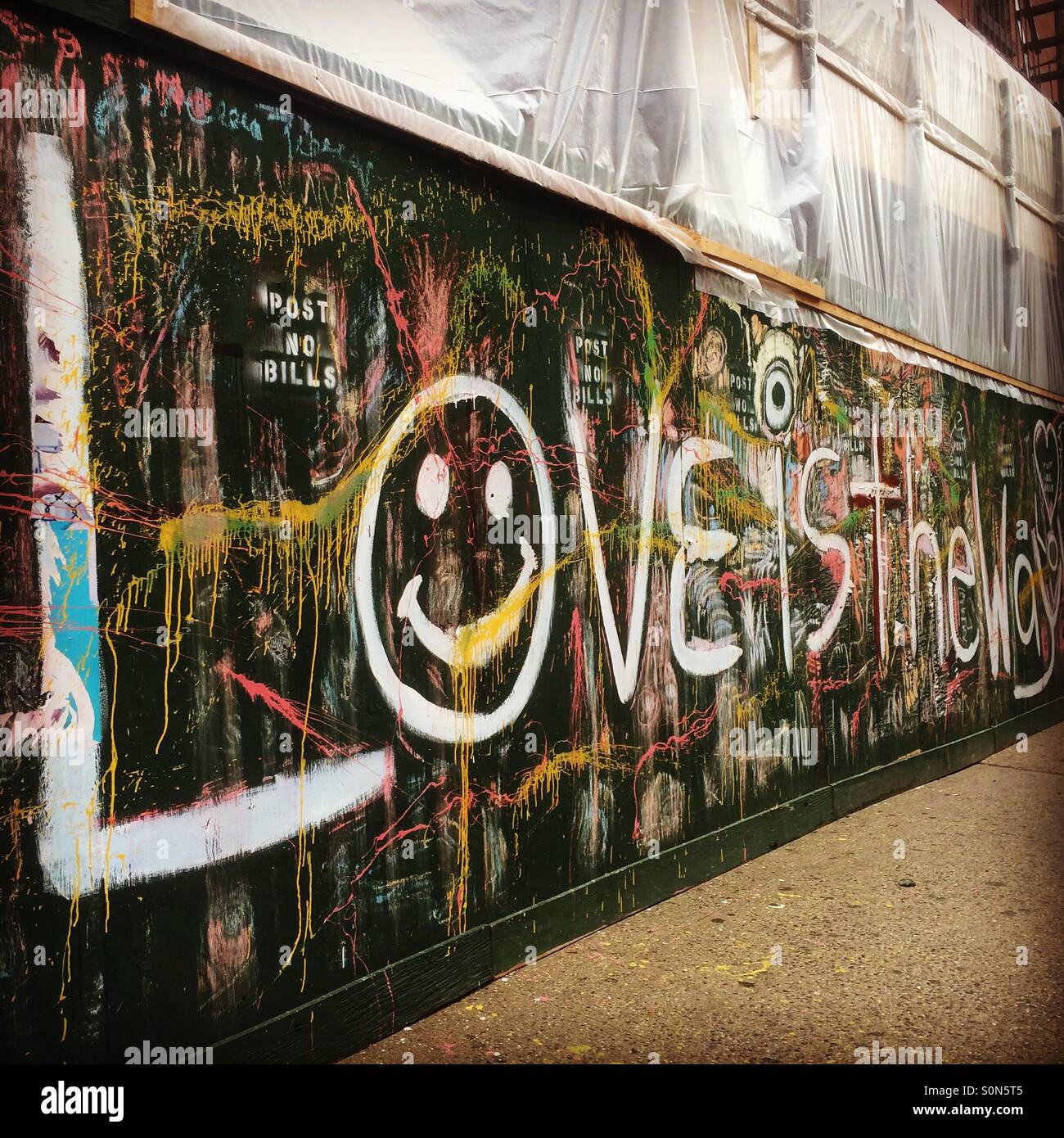 Smiley street art hi-res stock photography and images - Alamy
