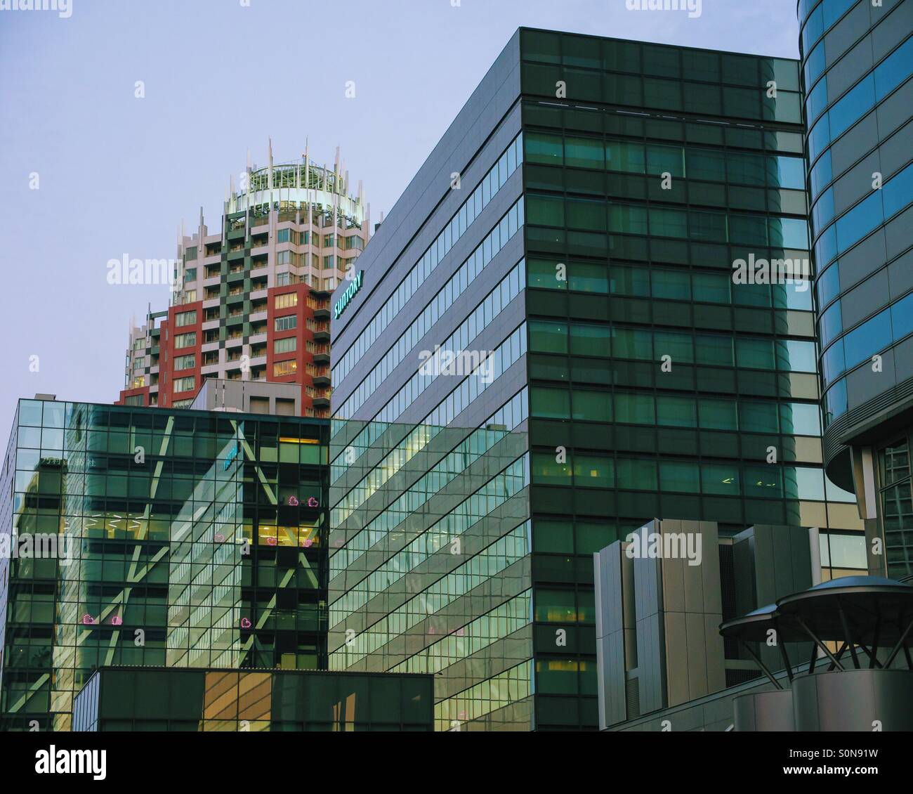 Big glass buildings hi-res stock photography and images - Alamy