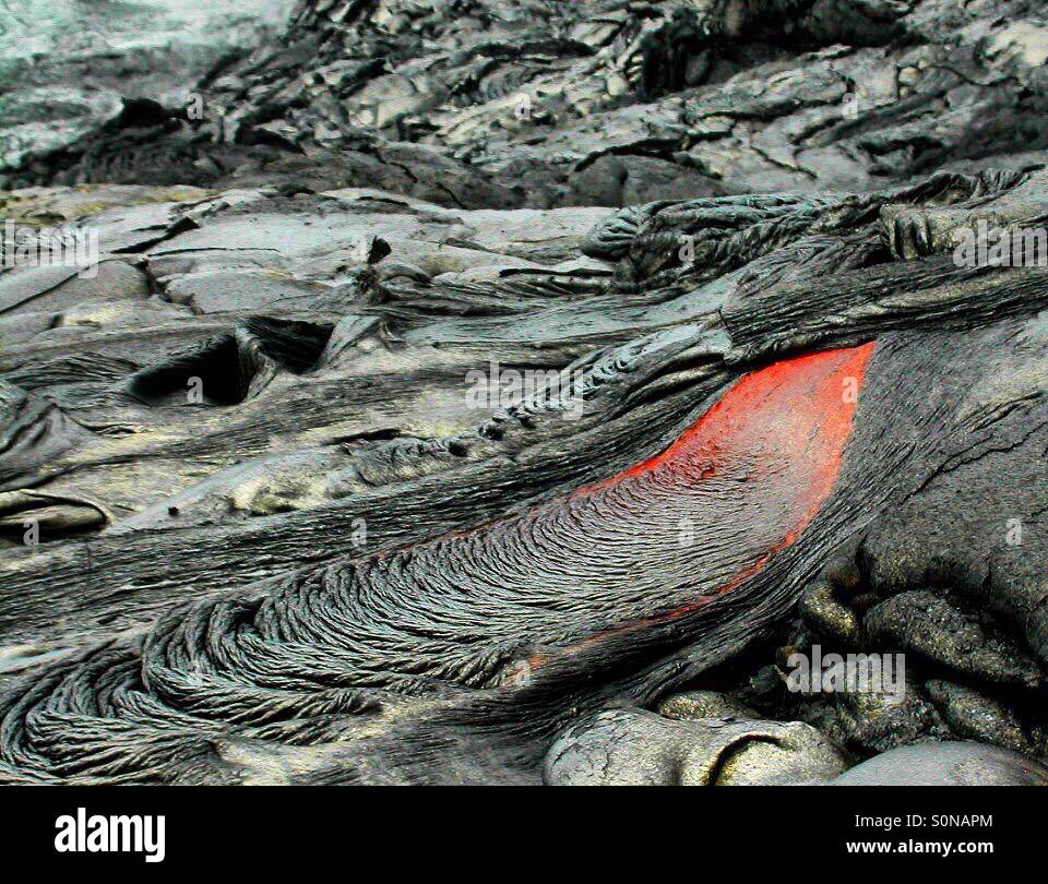 Hilo volcano hawaii flowing lava hi-res stock photography and images ...