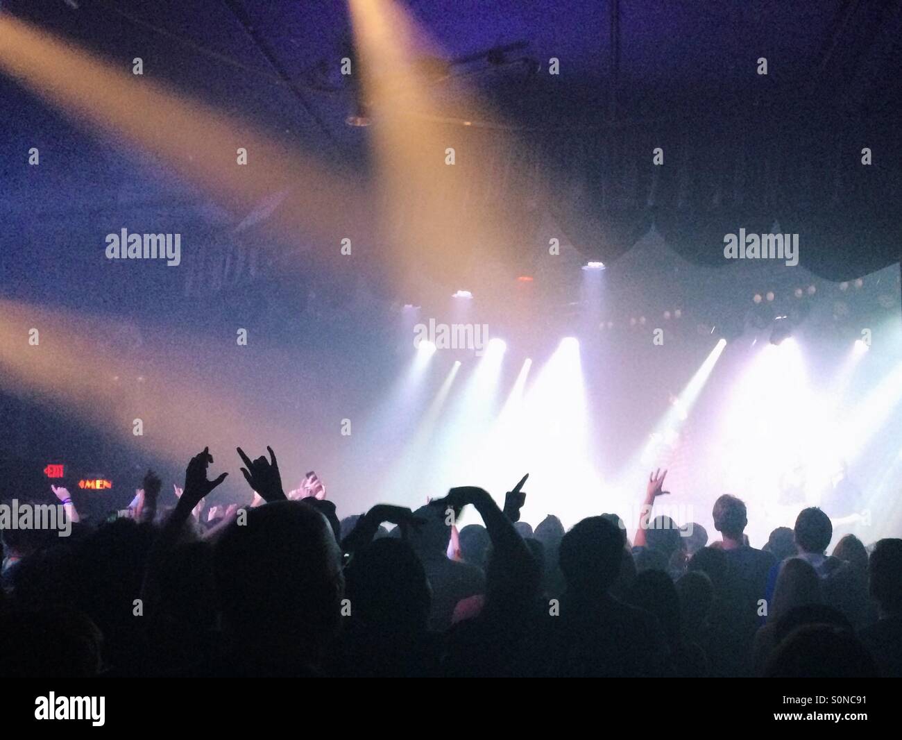 Concert venue crowd hi-res stock photography and images - Alamy