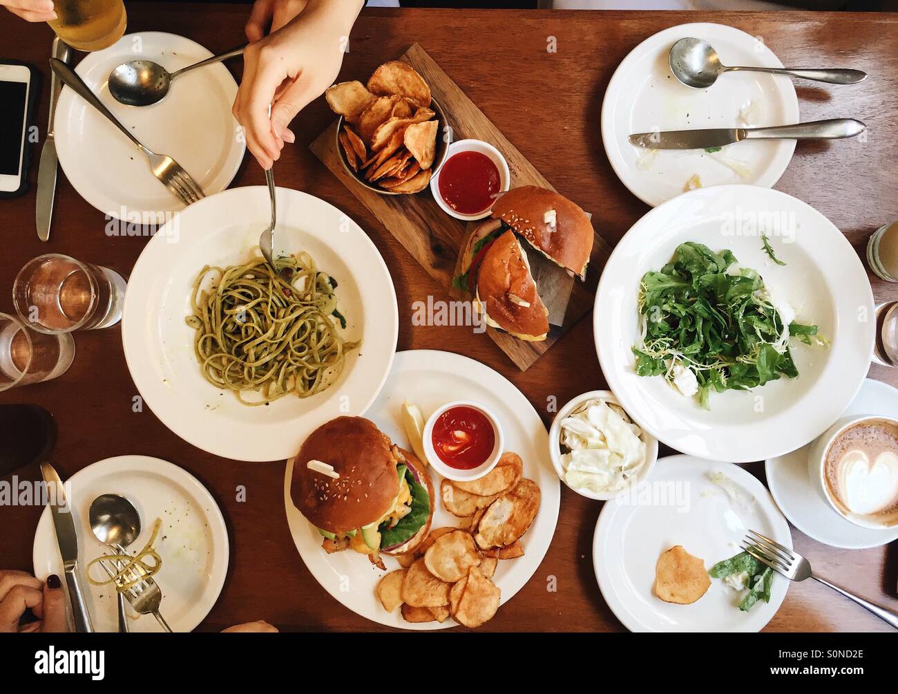 Lunch with friends hi-res stock photography and images - Alamy