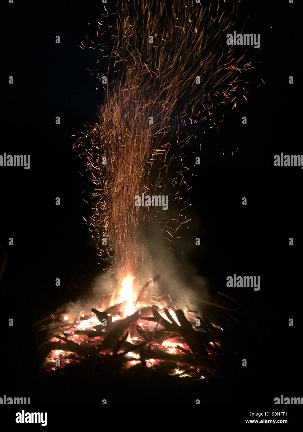 Bonfire hi-res stock photography and images - Alamy