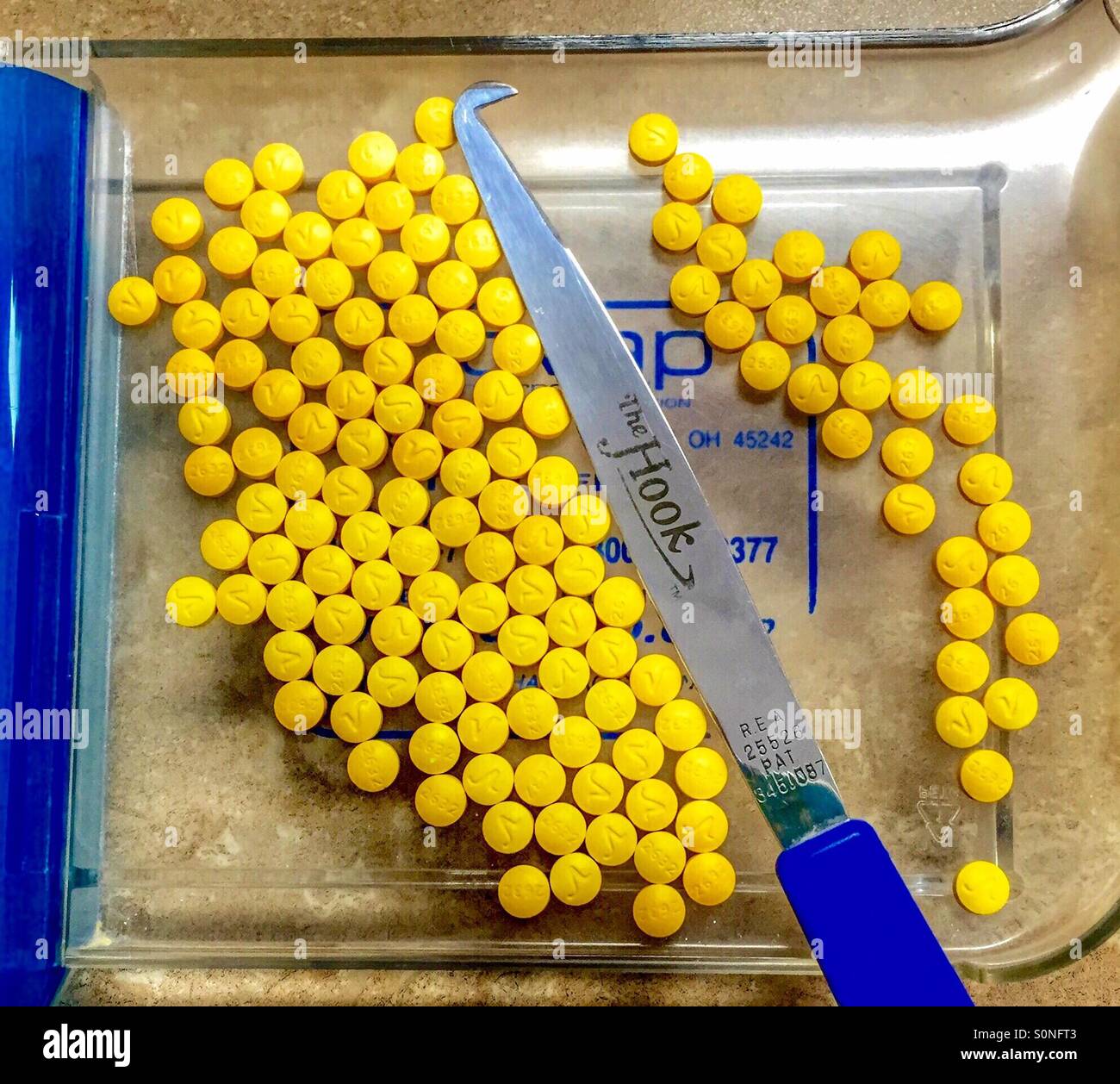 Prescription drugs on a counting tray Stock Photo - Alamy