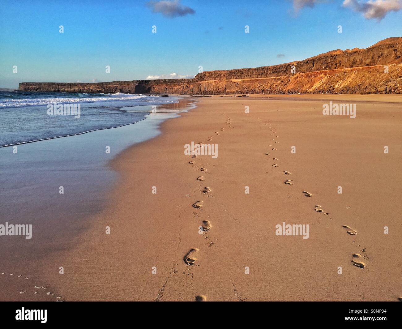 Footsteps beach hi-res stock photography and images - Alamy