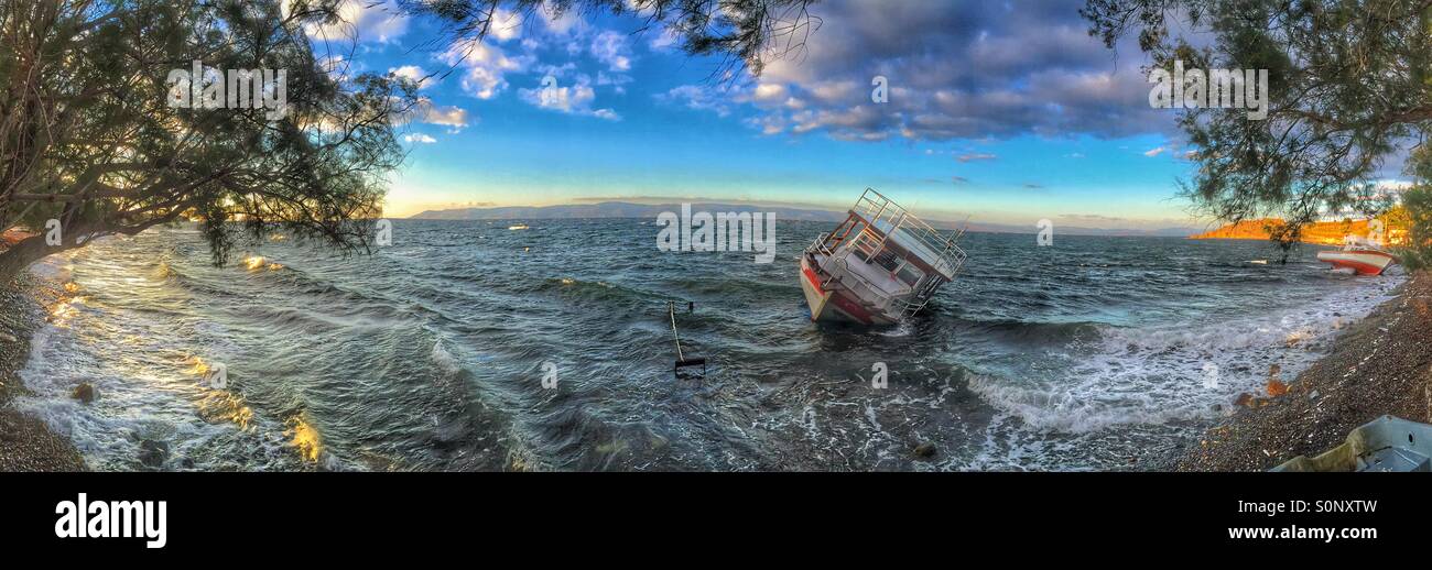 Stranded boat hi-res stock photography and images - Alamy