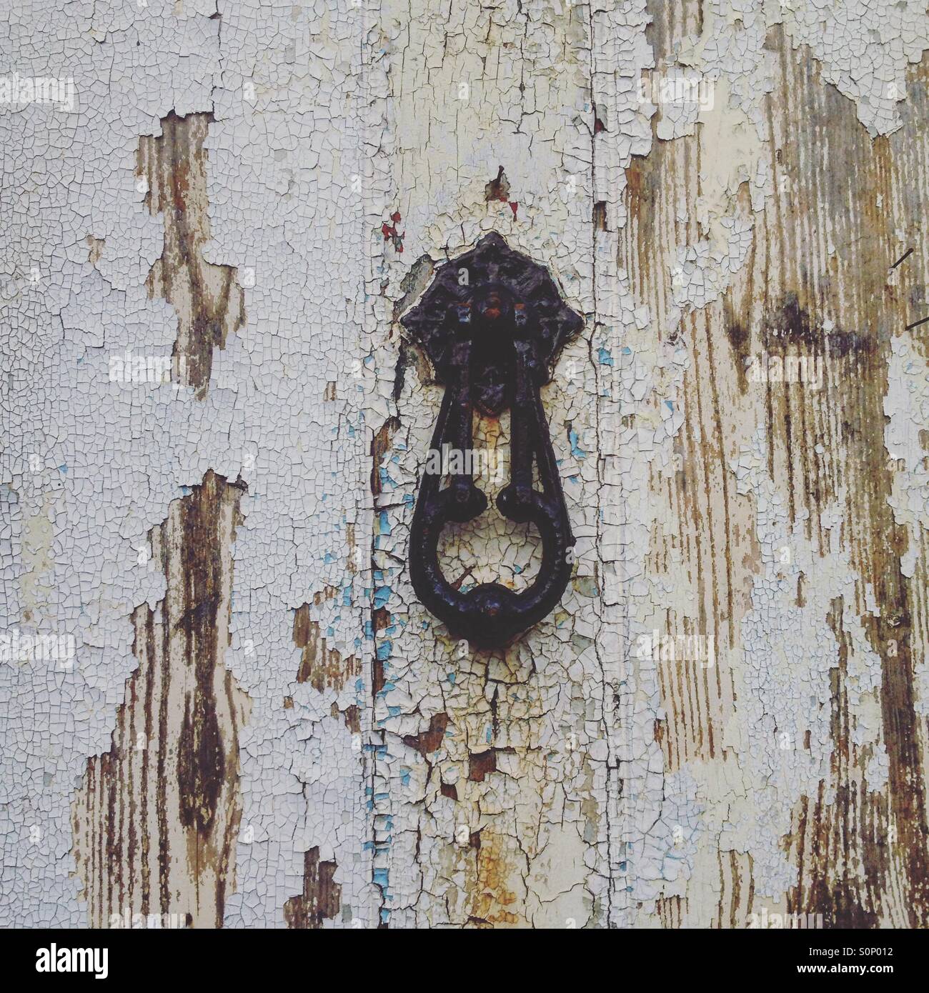 Old door knocker on peeling door Stock Photo - Alamy