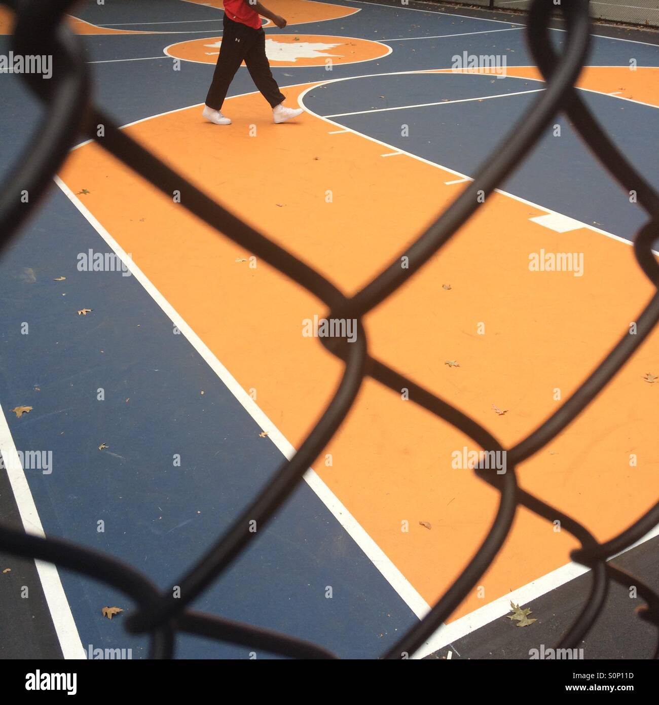 City park basketball court hi-res stock photography and images - Alamy