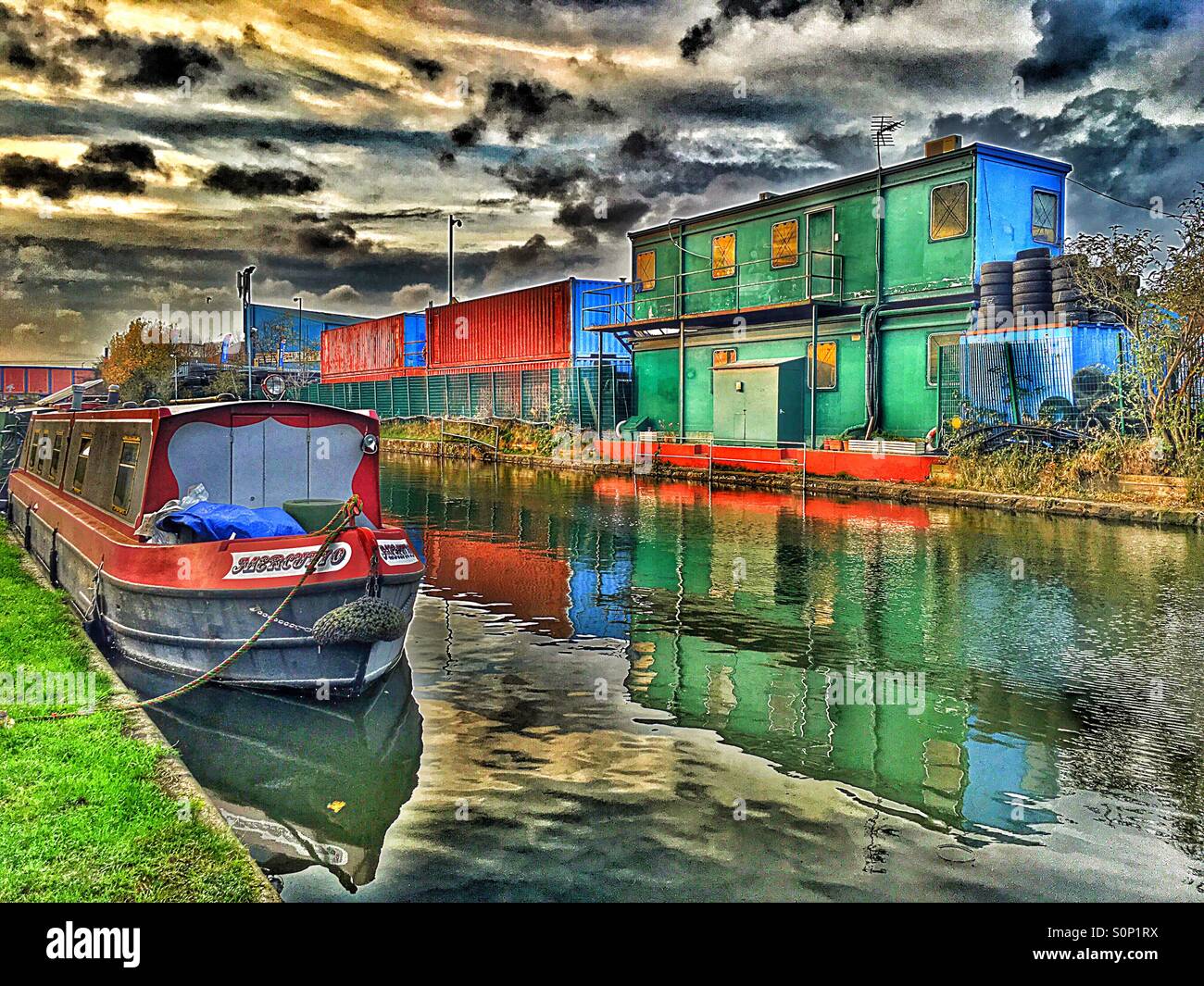 London barge house hi-res stock photography and images - Alamy