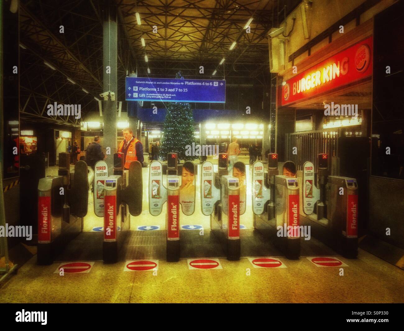 Ticket barriers at Reading railway station Stock Photo - Alamy