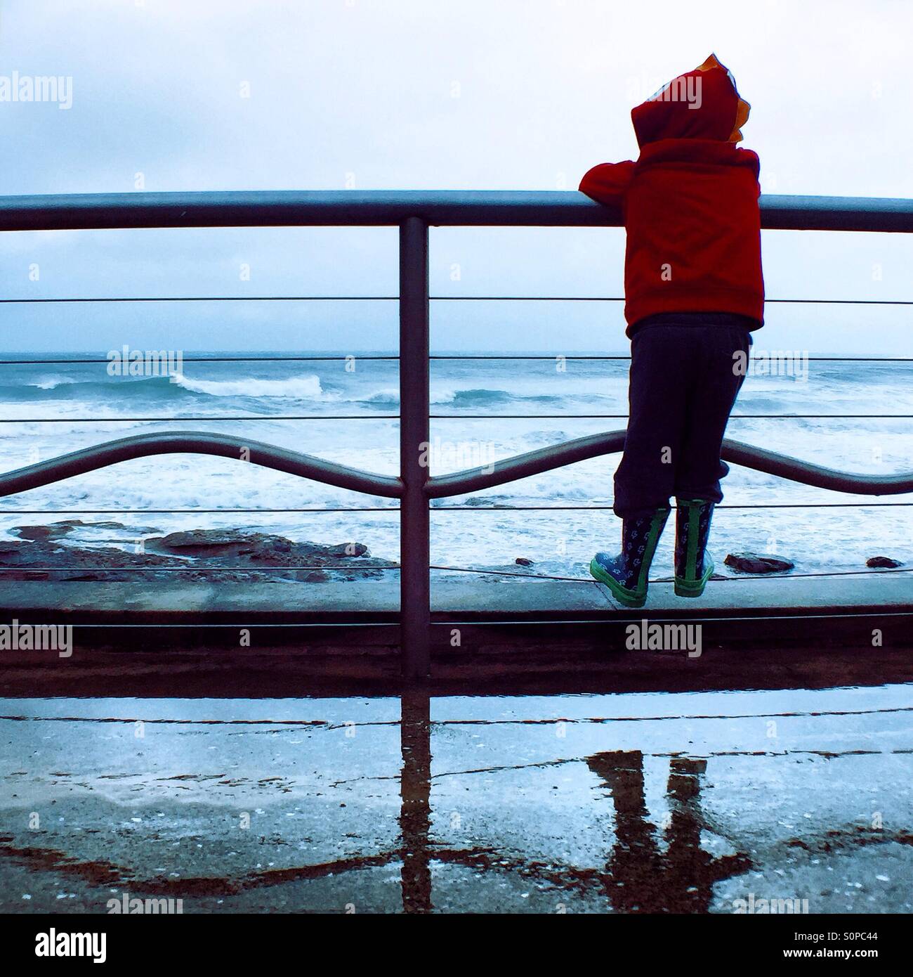 Child looking at ocean hi-res stock photography and images - Alamy